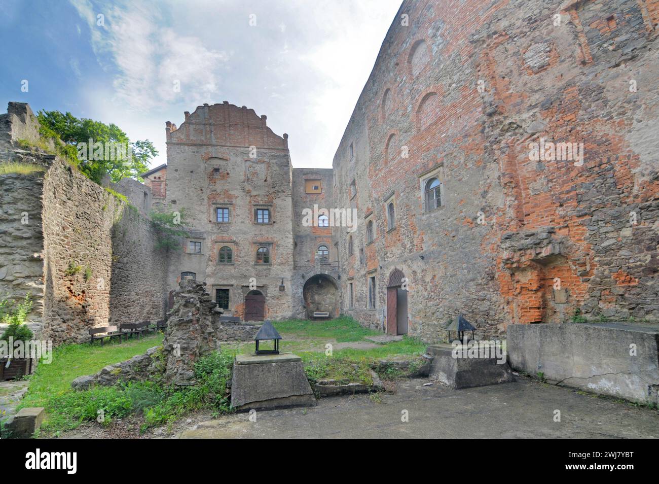 Grodno Castle (German: Kynsburg) is a castle located in the southern ...