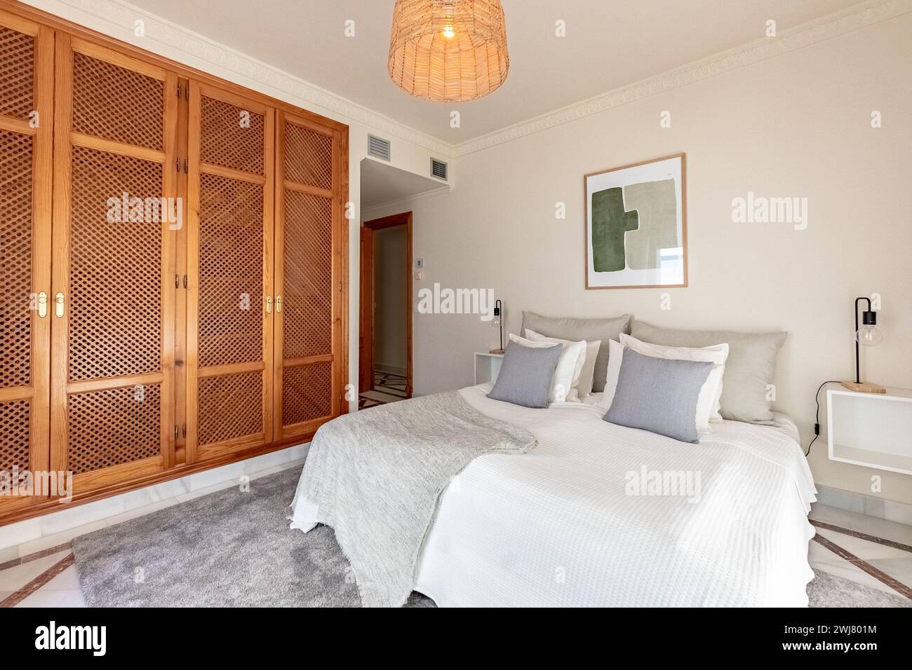 Contemporary hotel bathroom walk hi-res stock photography and images ...