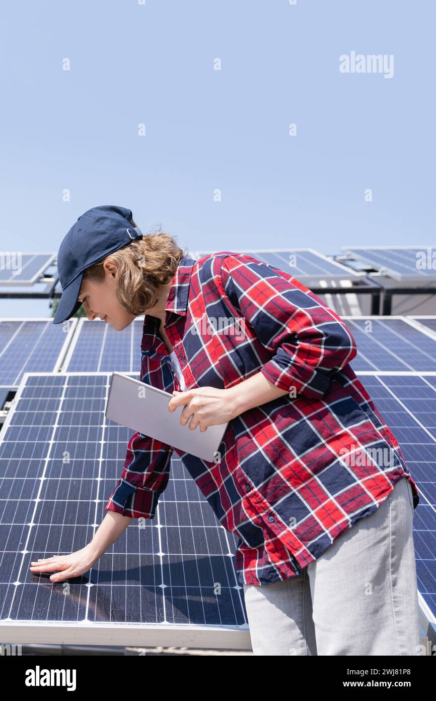 Solar install hi-res stock photography and images - Alamy