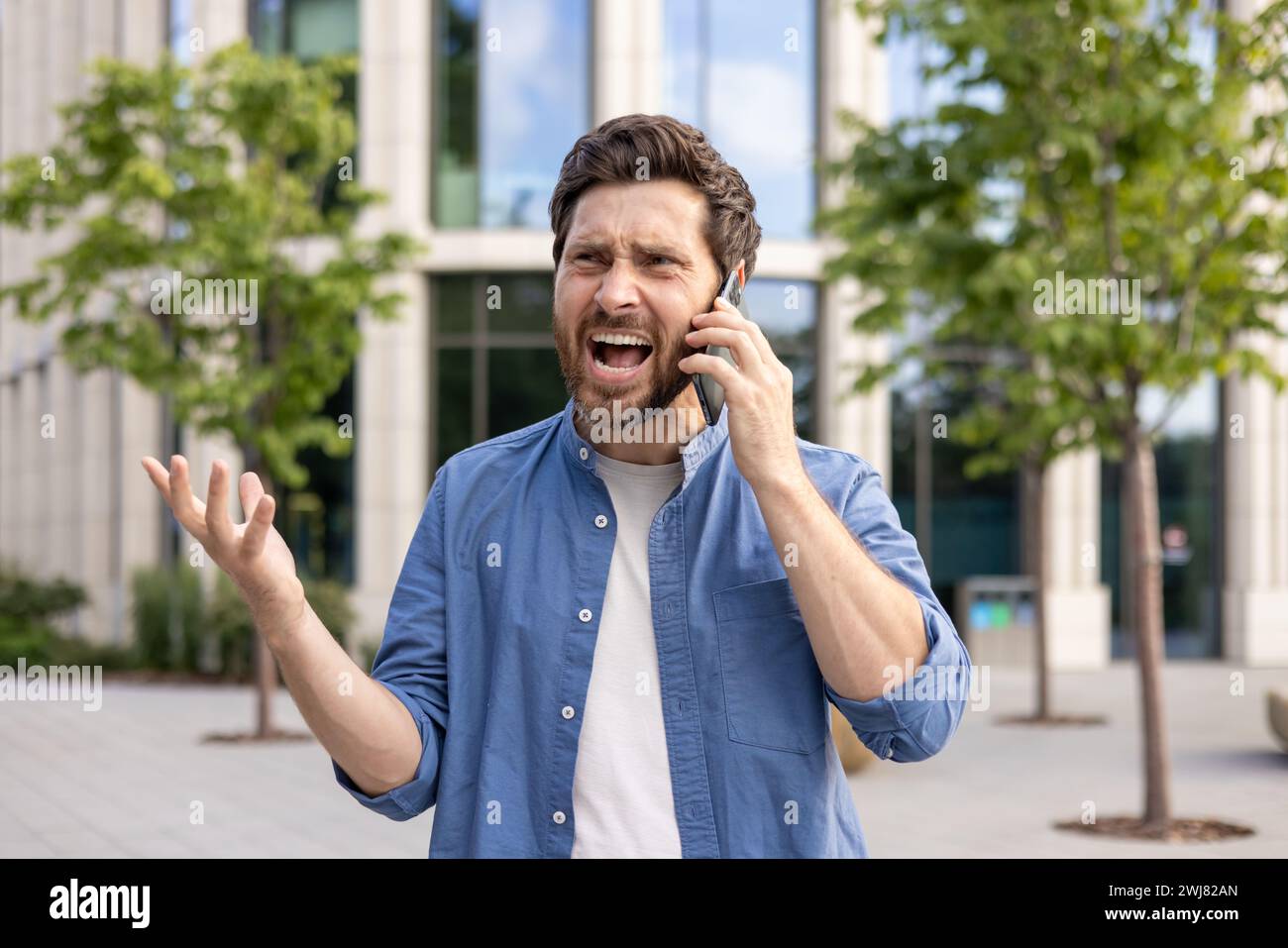 Office work loud talking phone hi-res stock photography and images - Alamy
