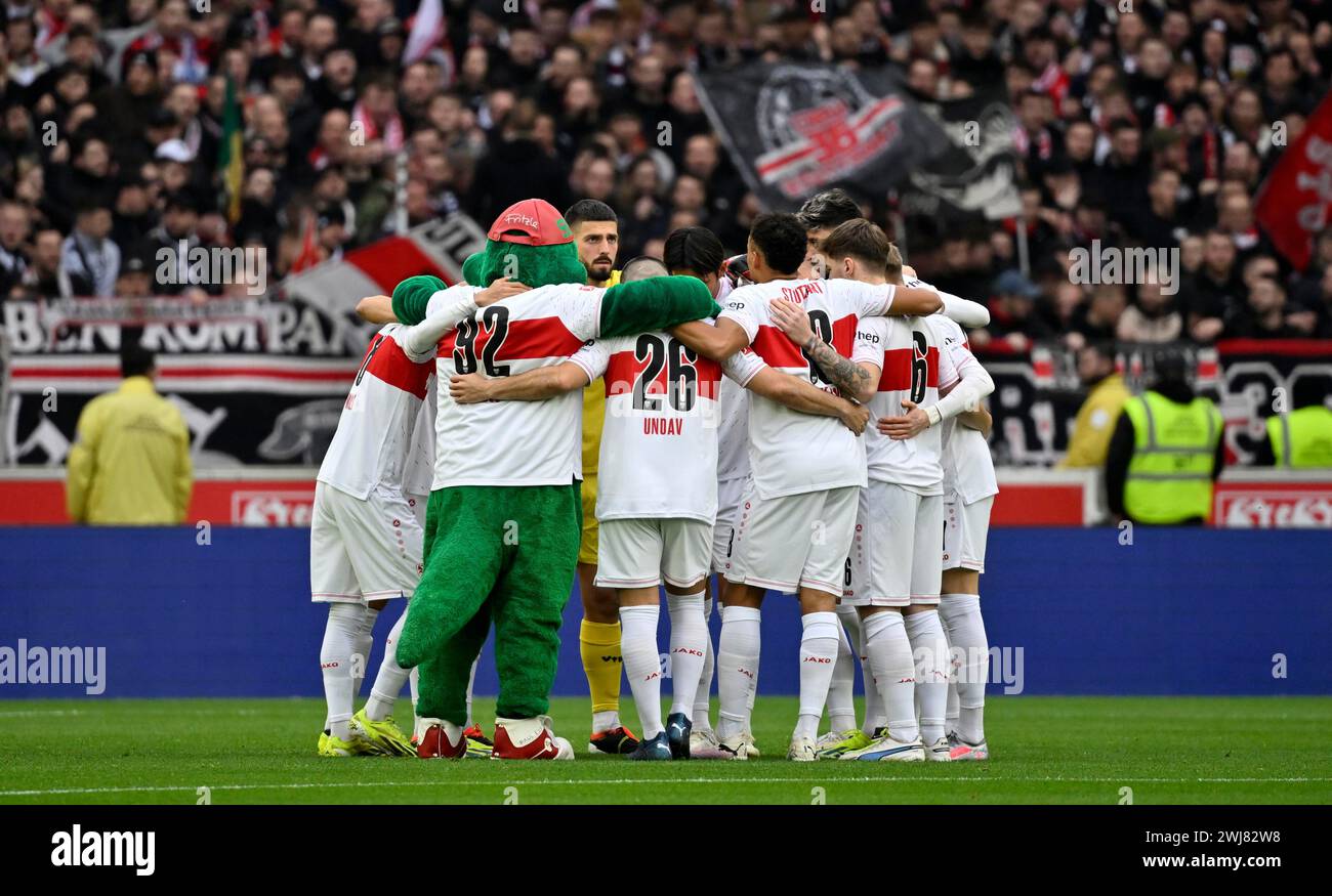 Team building, team circle in front of the start of the match, VfB Stuttgart with mascot Fritzle ...