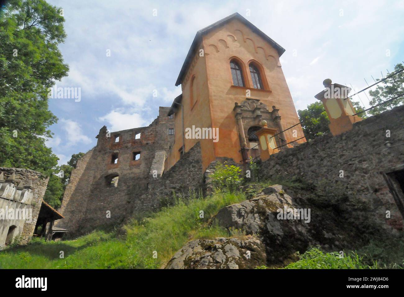 Grodno Castle (German: Kynsburg) is a castle located in the southern ...