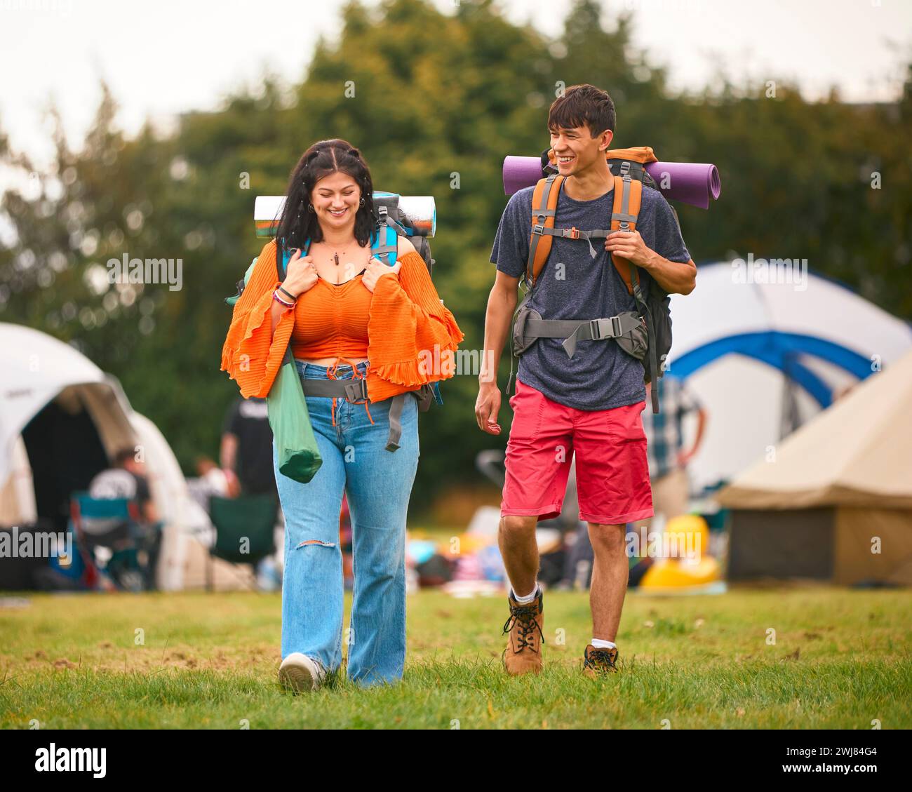 Meeting friends music festival hi-res stock photography and images - Alamy