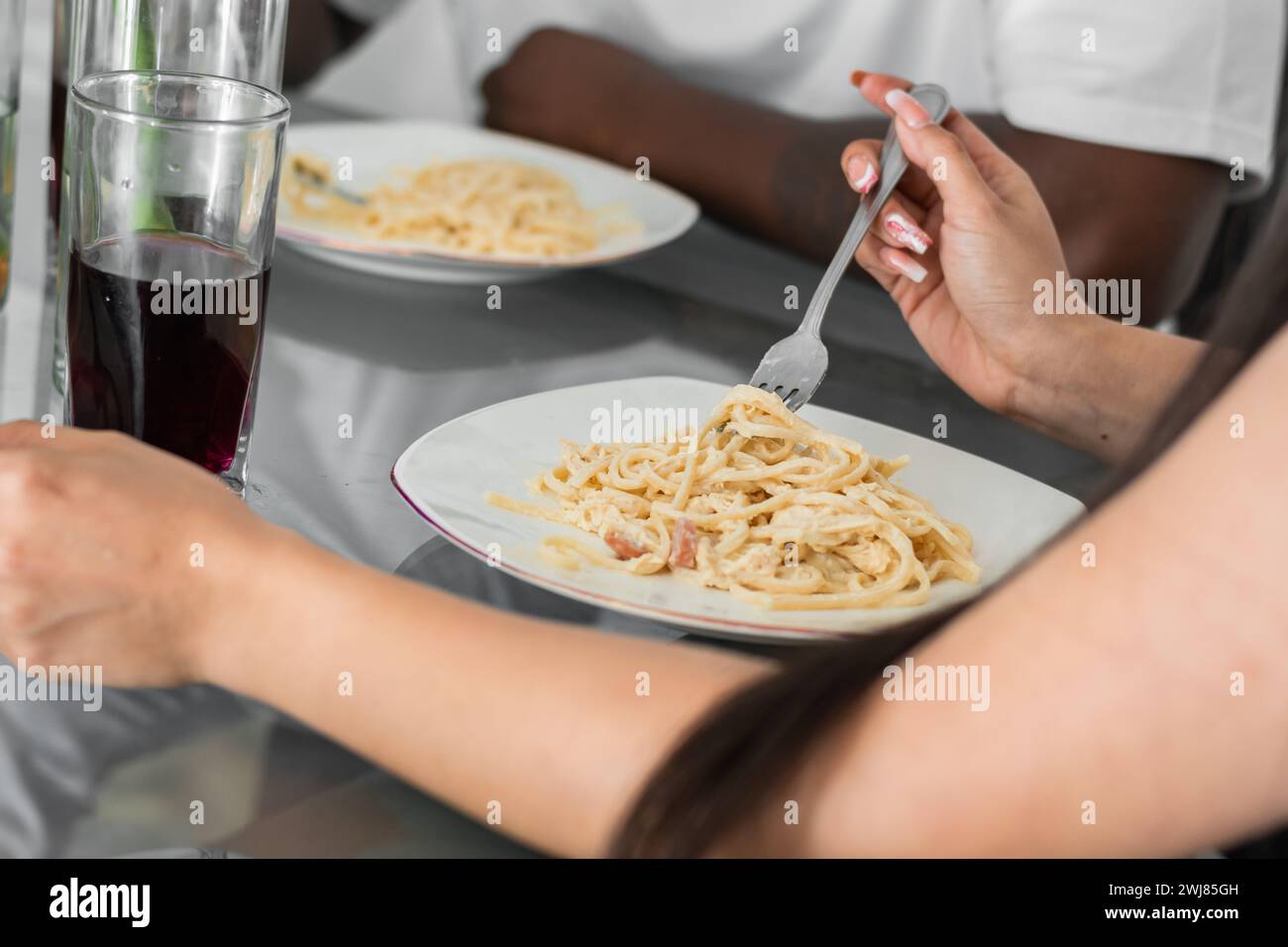 Couple eating spaghetti restaurant hi-res stock photography and images ...