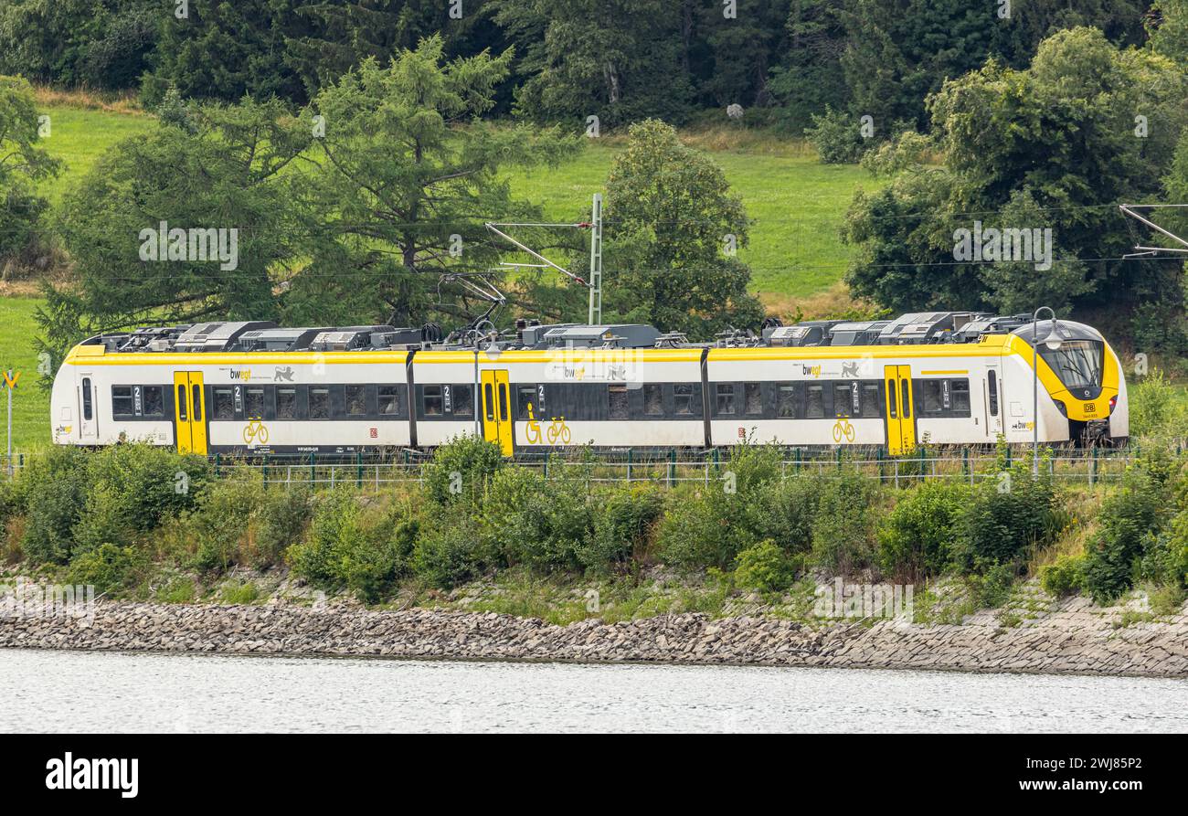 Ein Zug von DB Regional fährt vom Bahnhof Schluchsee in Richtung Aha im ...