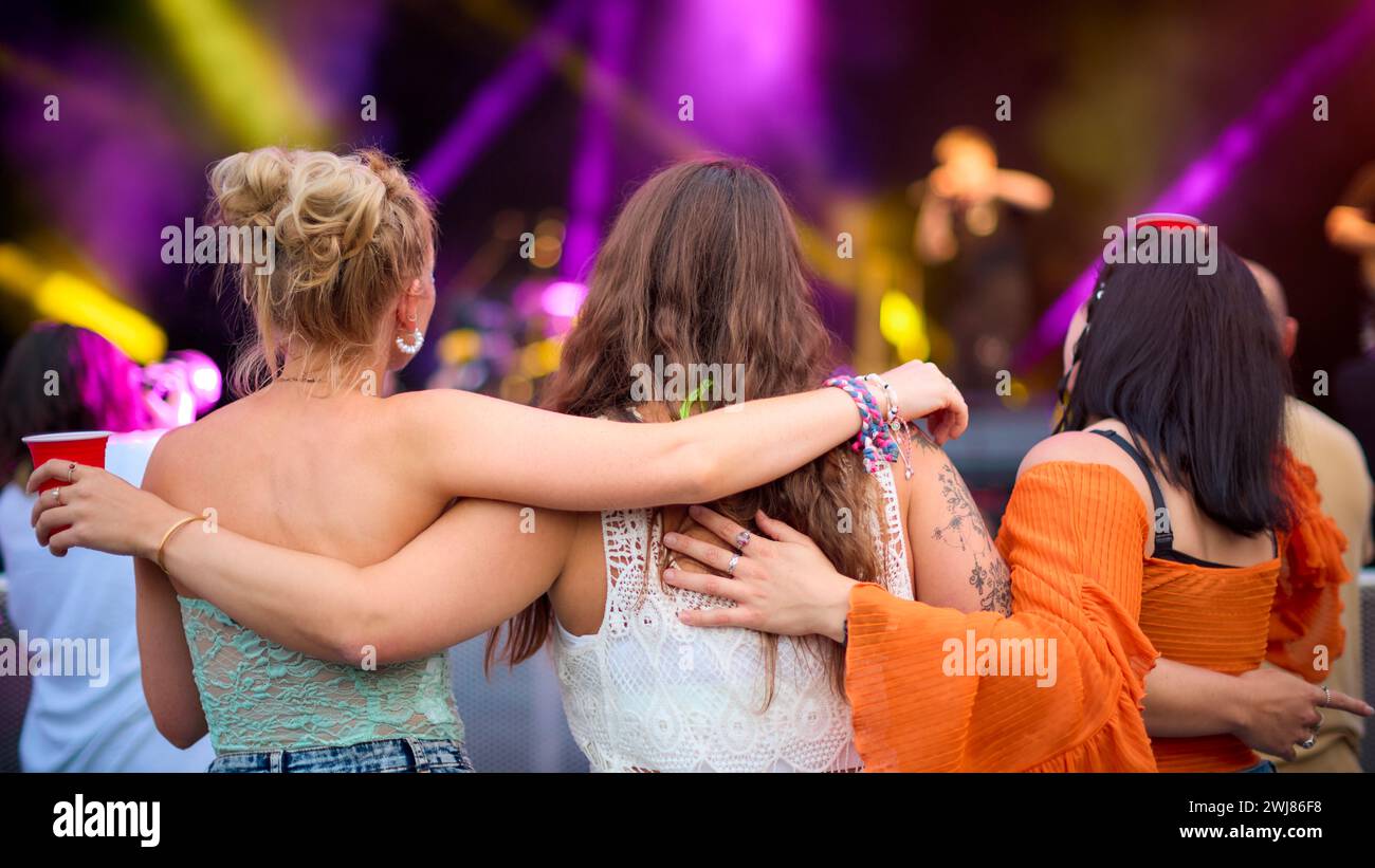 Friends dancing summer festival hi-res stock photography and images - Alamy