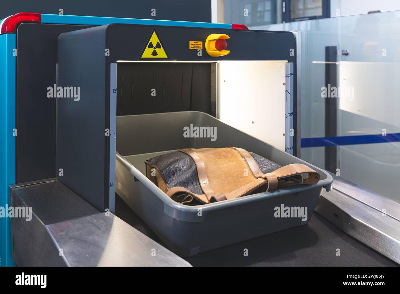 Airport security checkpoint hi-res stock photography and images - Alamy