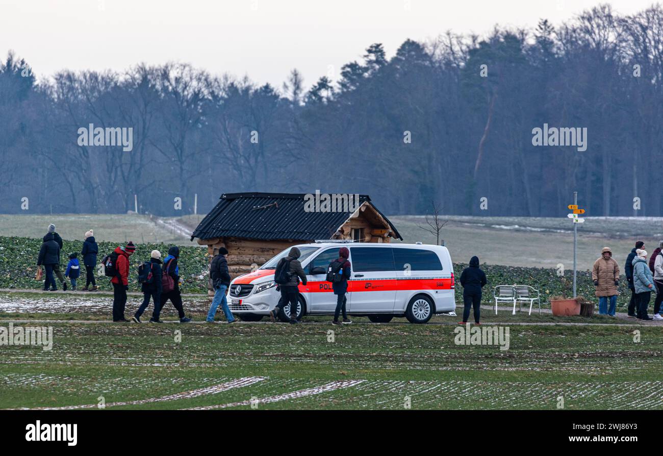 Ein Polizeifahrzeug des Kantonspolizei Zürich ist auf einer ...