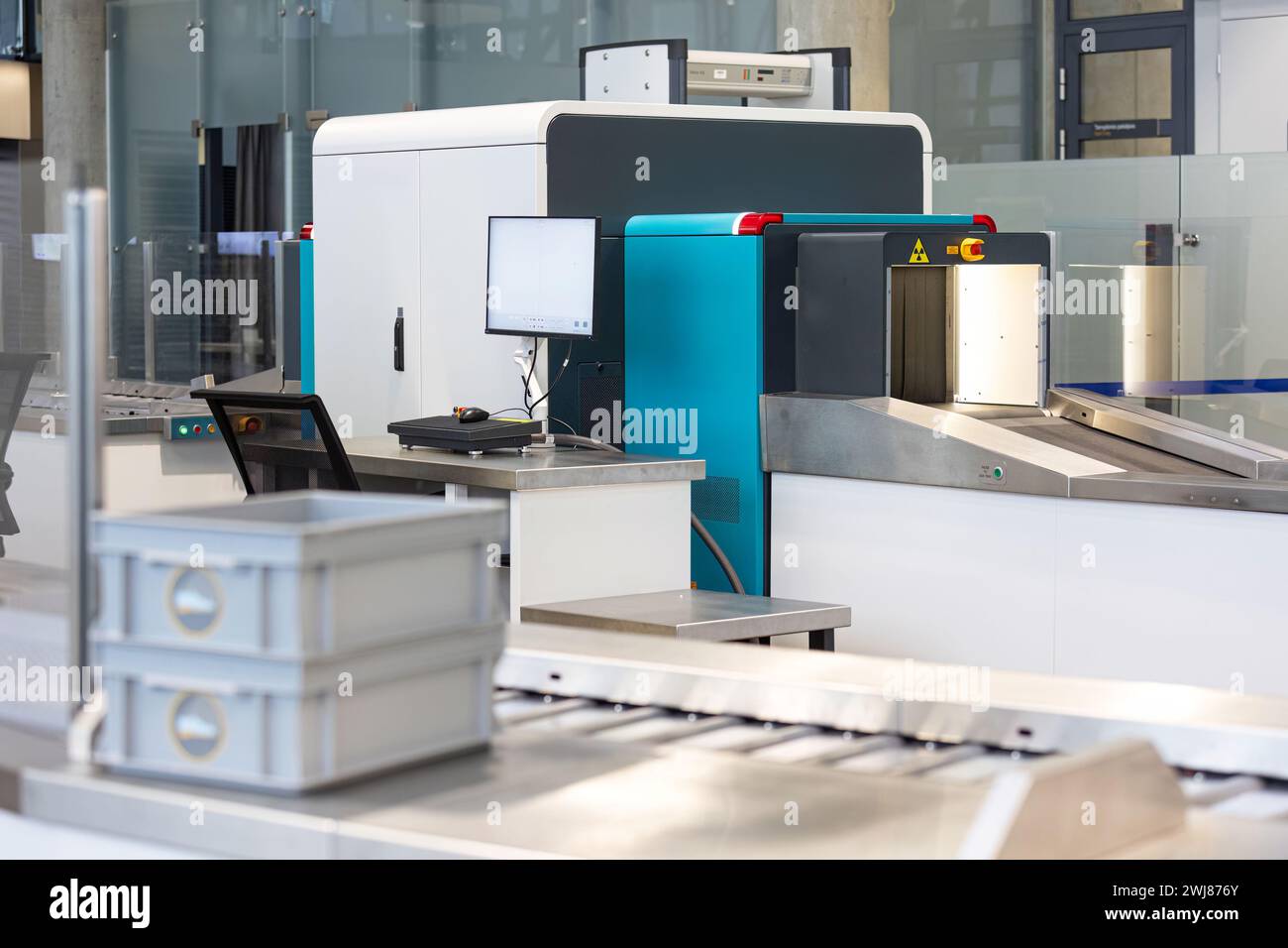 Airport security baggage scanner Stock Photo - Alamy
