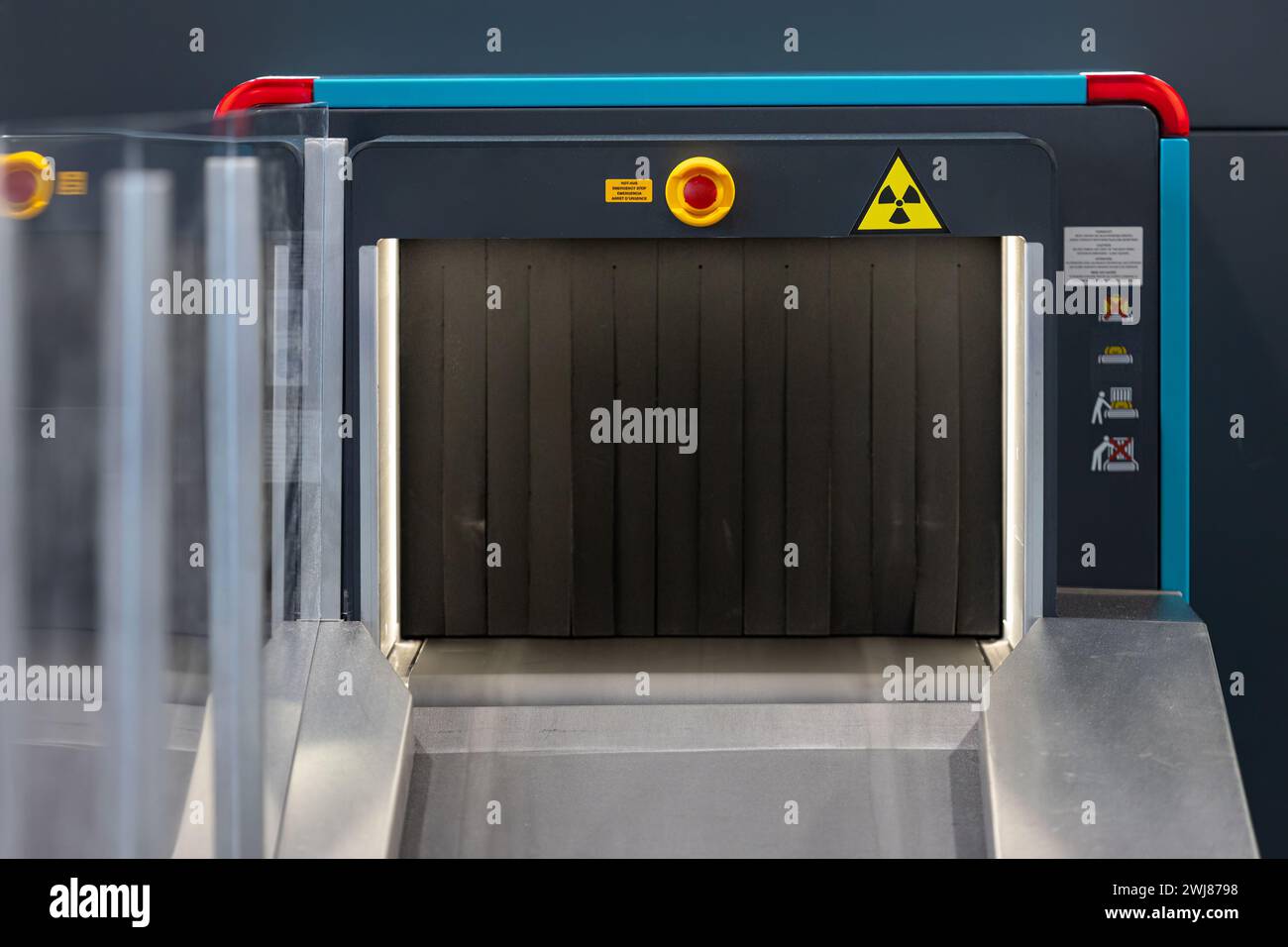 Airport security baggage scanner Stock Photo - Alamy