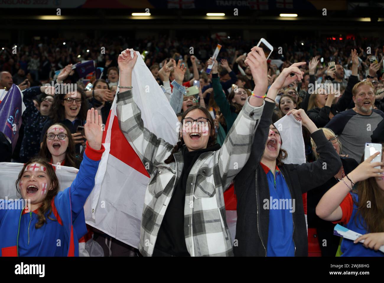 Old trafford fans cheer hi-res stock photography and images - Alamy