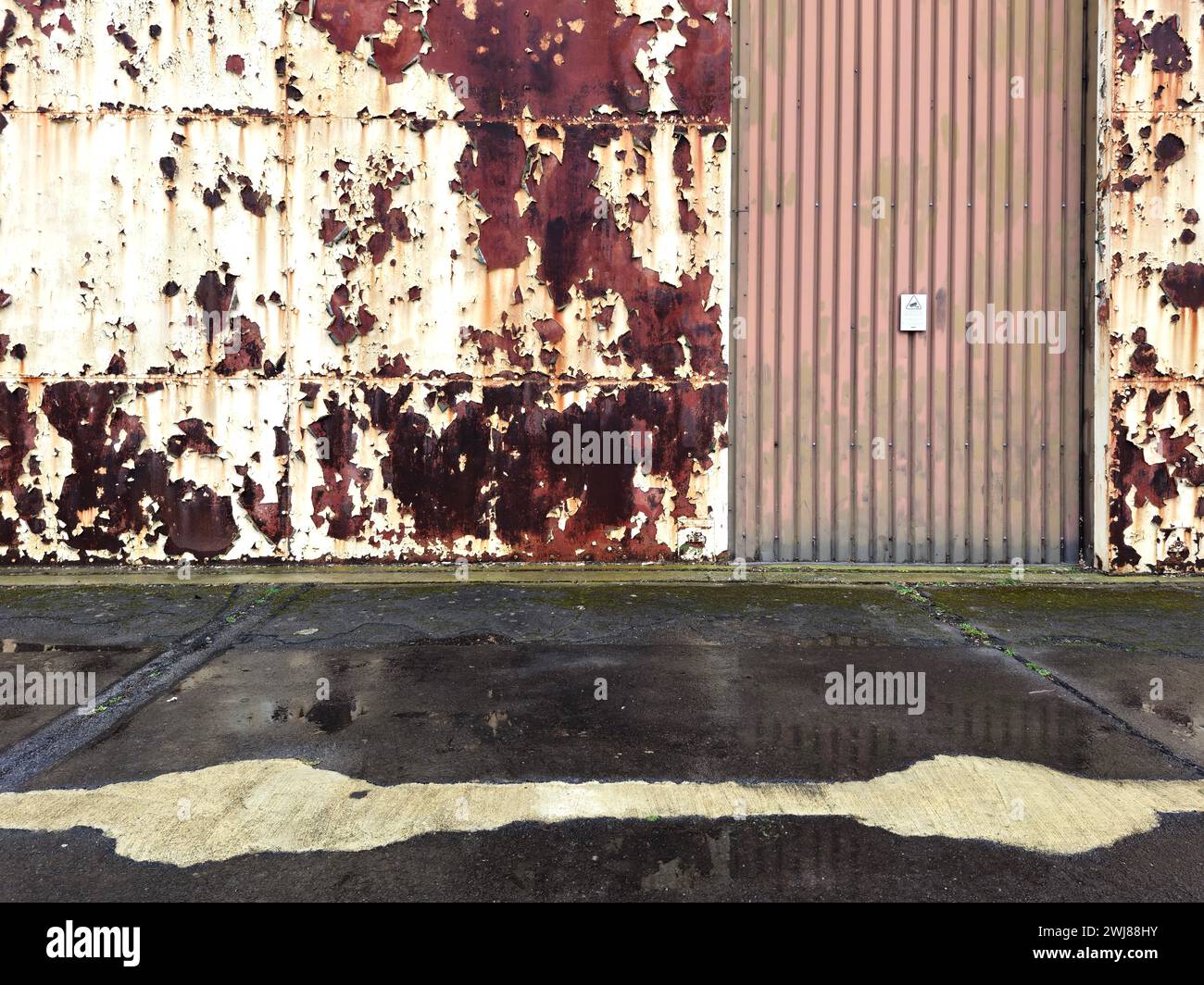 Damage peeling paint on hi-res stock photography and images - Alamy