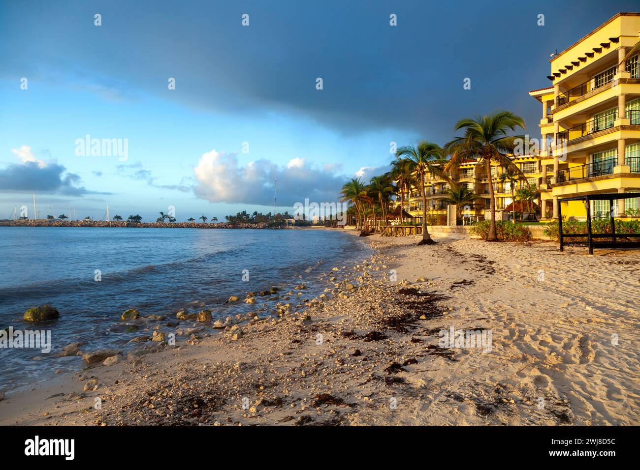 Beachside sunset hi-res stock photography and images - Alamy