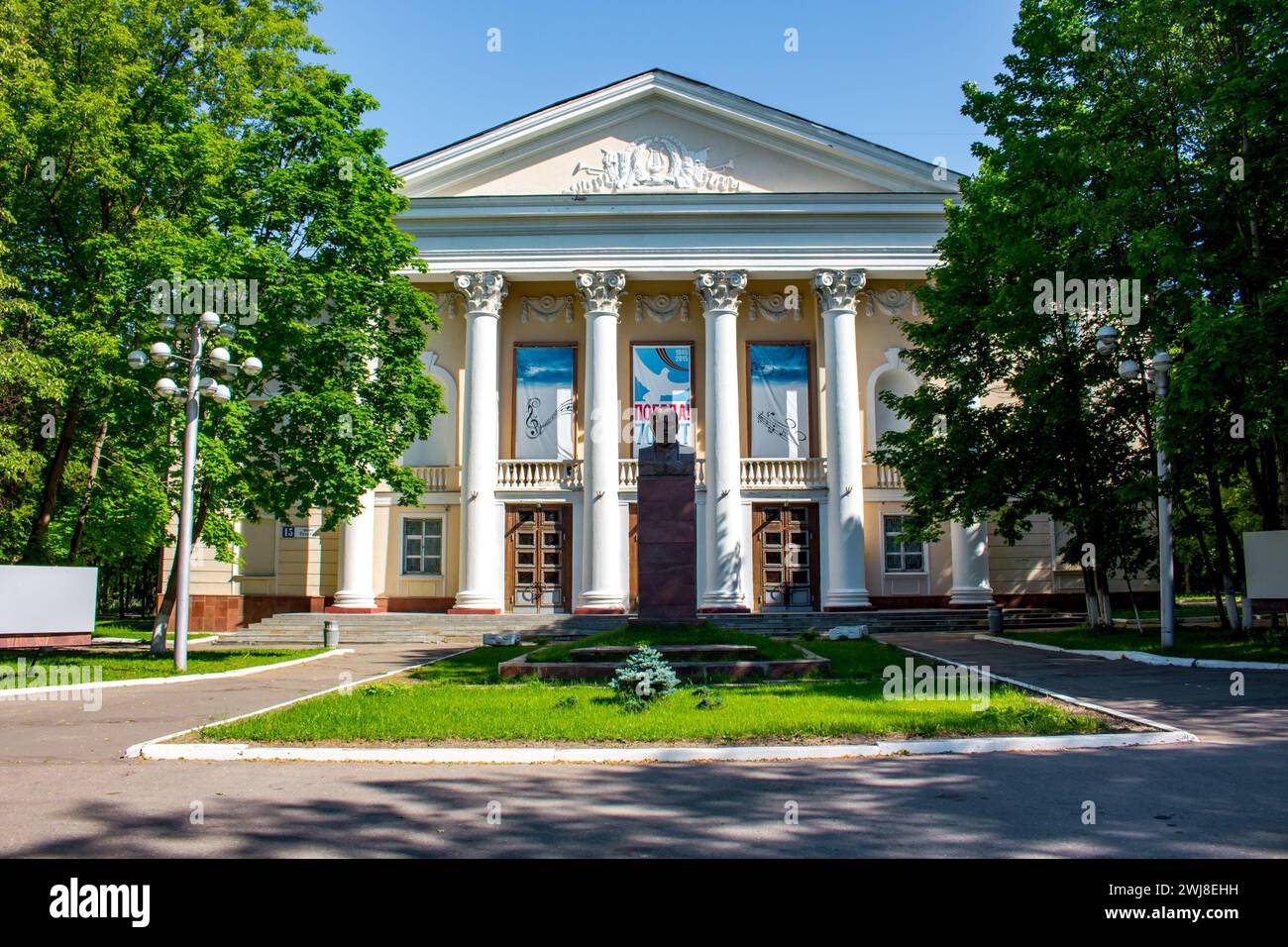 Obninsk, Russia - June 2015: The House of Culture and the monument-bust ...