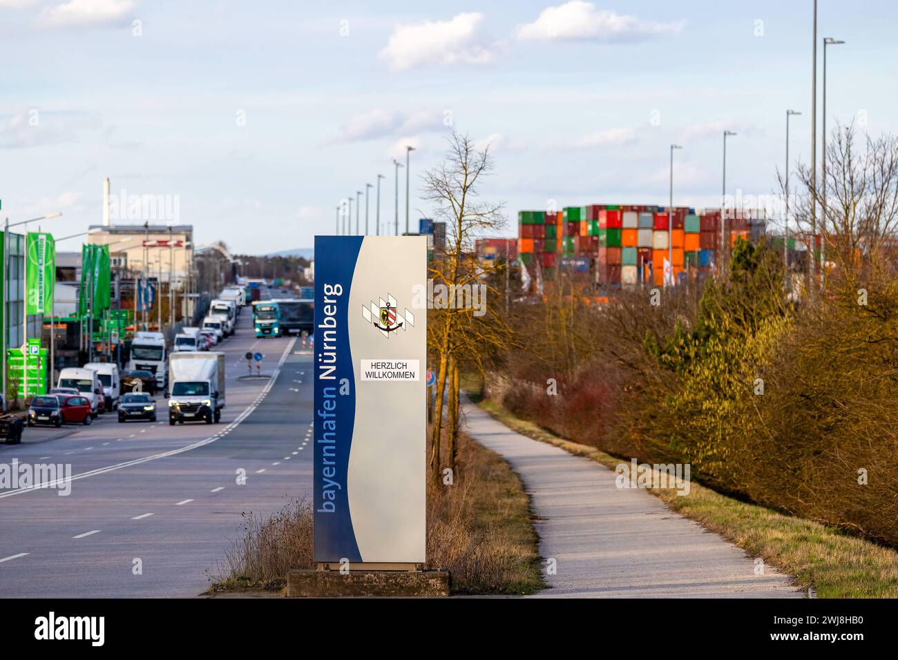 Eingangsschild am Nürnberger Hafen mit der Aufschrift bayerhafen ...