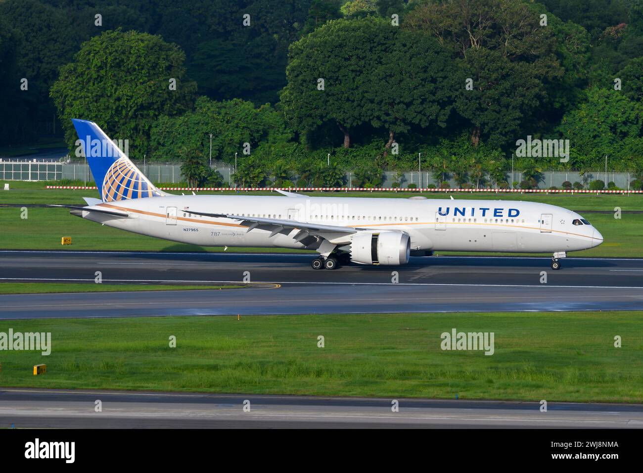 United Airlines Boeing 787-9 aircraft landing. Plane B787 from United ...