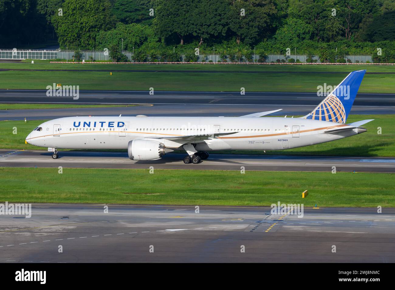 United Airlines Boeing 787-9 aircraft taxiing. Plane B787 from United ...