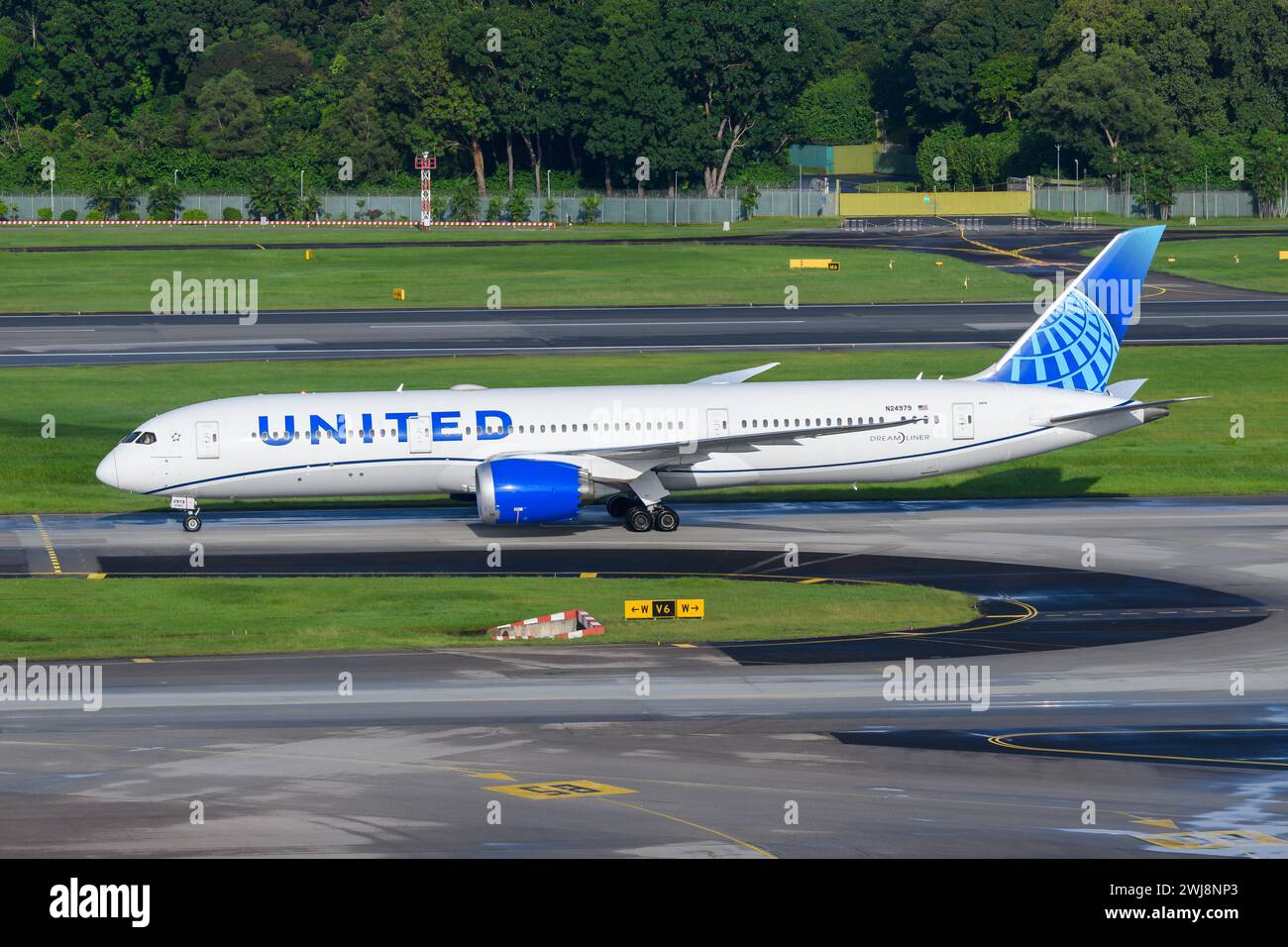 United Airlines Boeing 787-9 aircraft taxiing. Plane B787 from United ...