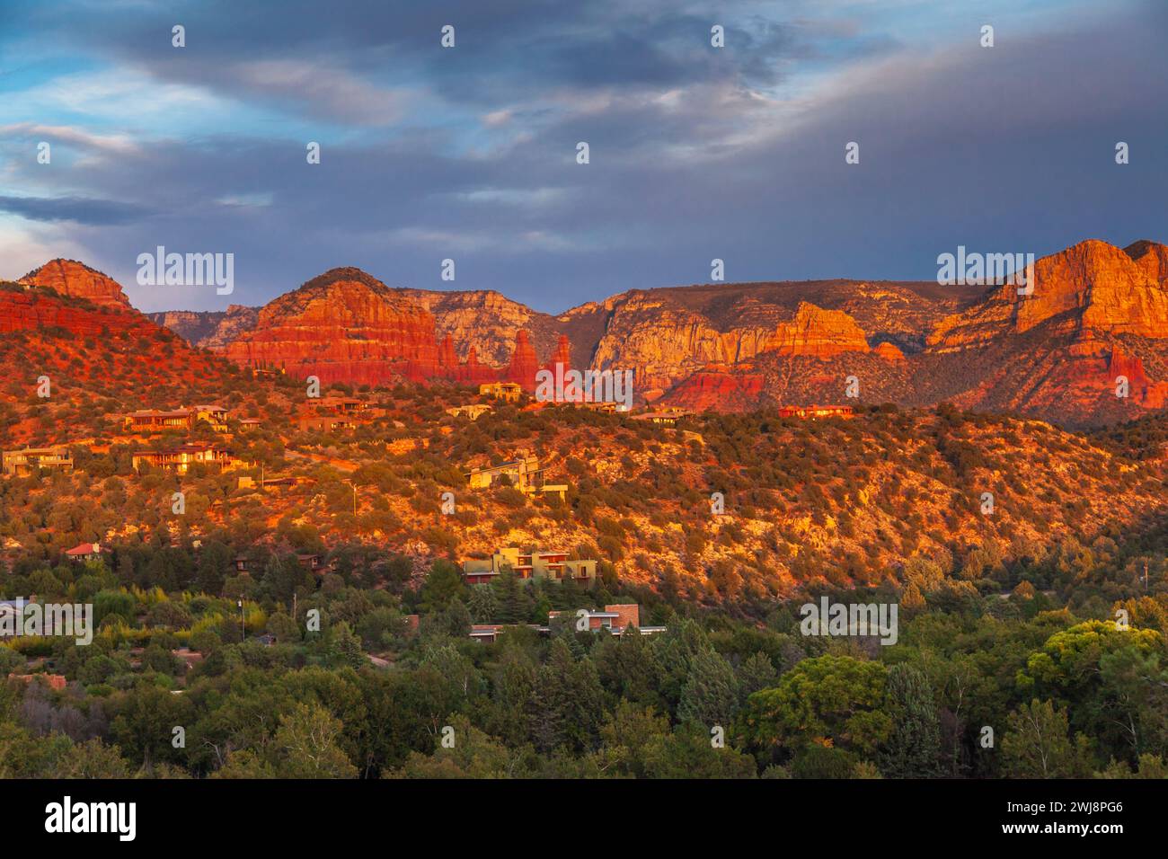 Sunset light is very dramatic on red sandstone rock hills around Sedona ...