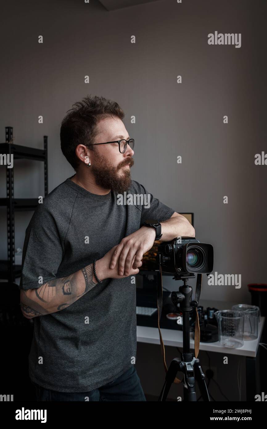 Poised photographer hi-res stock photography and images - Alamy