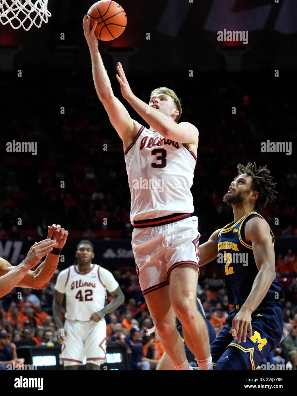 Illinois' Marcus Domask drives to the basket past Michigan's Tray ...