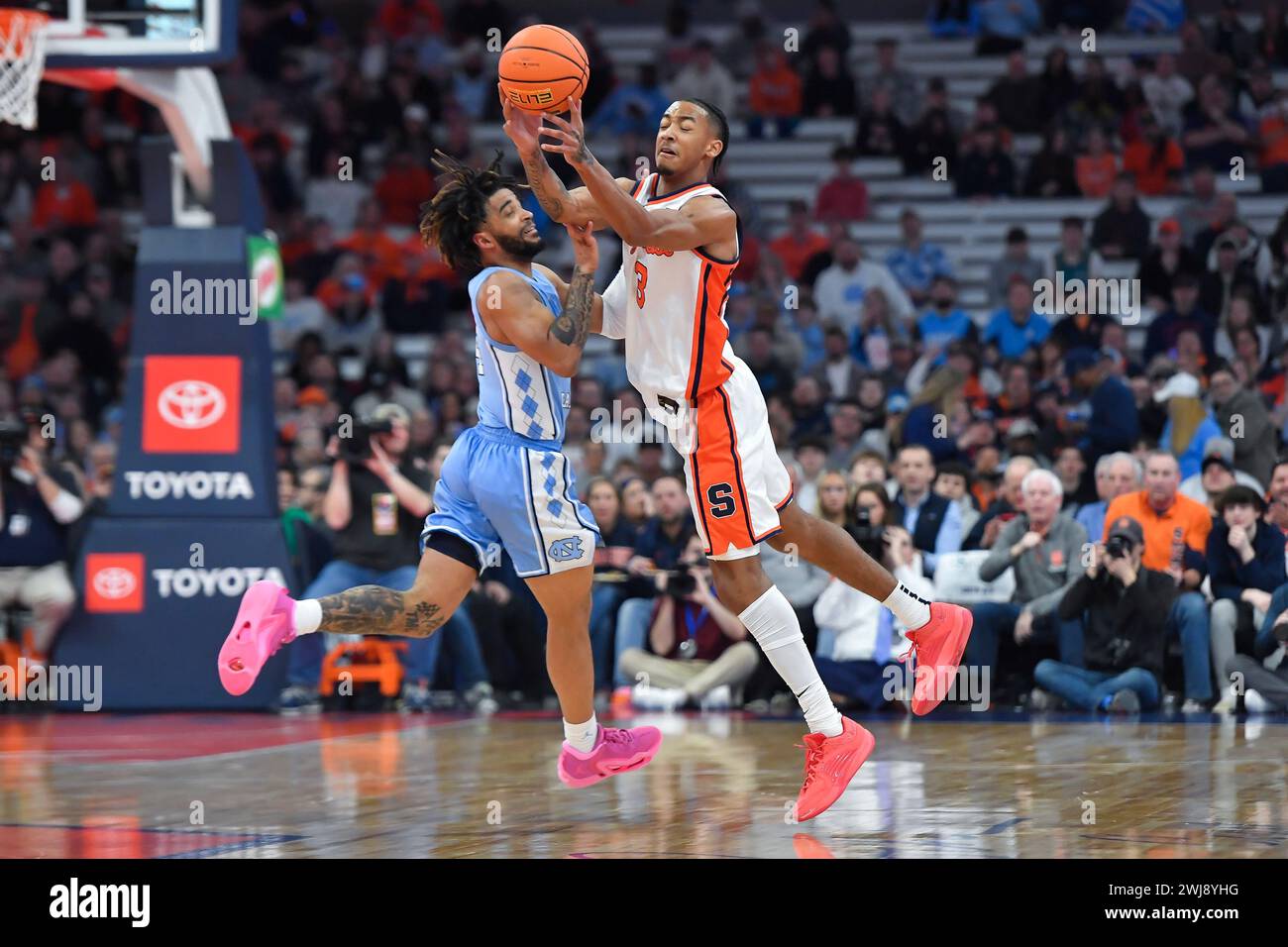 Syracuse guard Judah Mintz, right, reaches for a pass against North ...