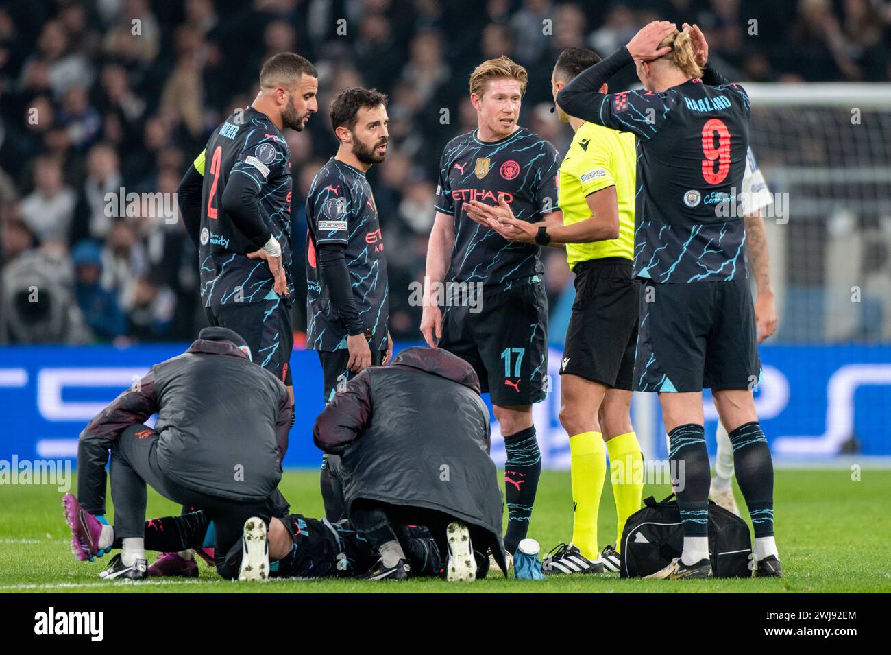 Kevin De Bruyne of Manchester City talks to Referee José María Sánchez ...