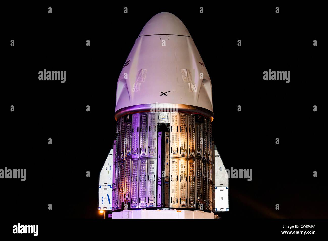 SpaceX Dragon spacecraft Stock Photo - Alamy