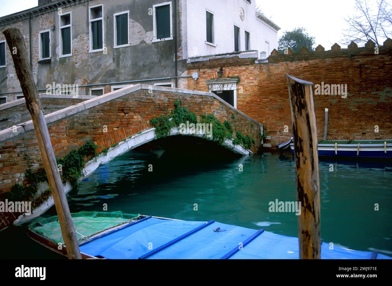 Footbridge venice hi-res stock photography and images - Alamy