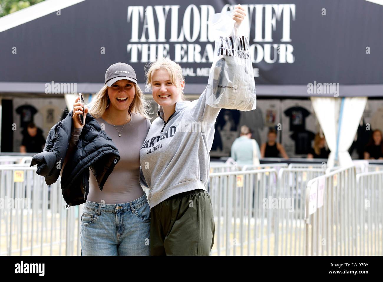 Melbourne, Australia. 14th Feb, 2024. Simone and Amy from Perth with ...