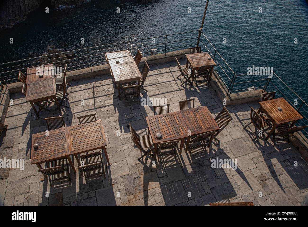 Outside reataurant tables hi-res stock photography and images - Alamy
