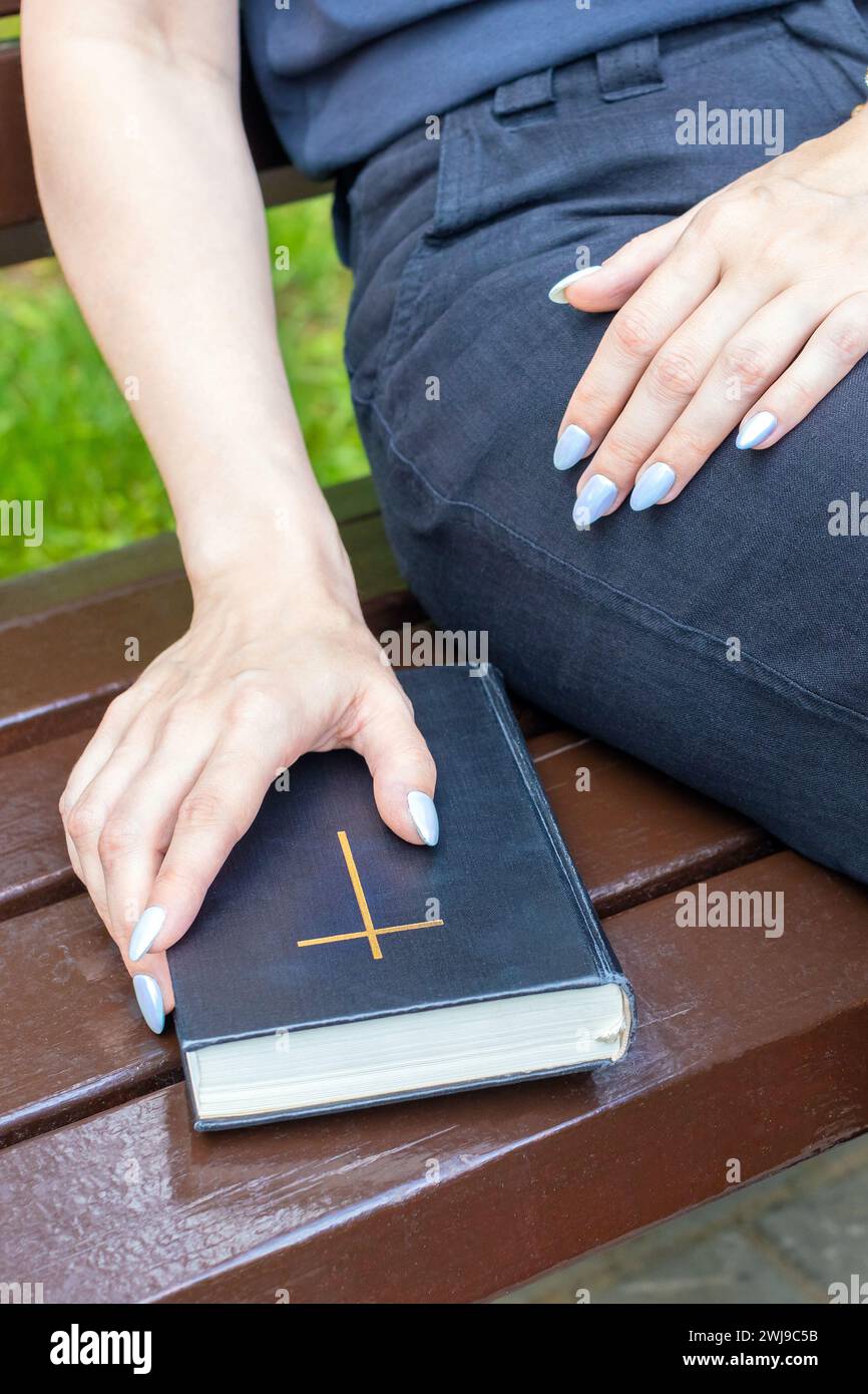 Man praying on bench hi-res stock photography and images - Alamy