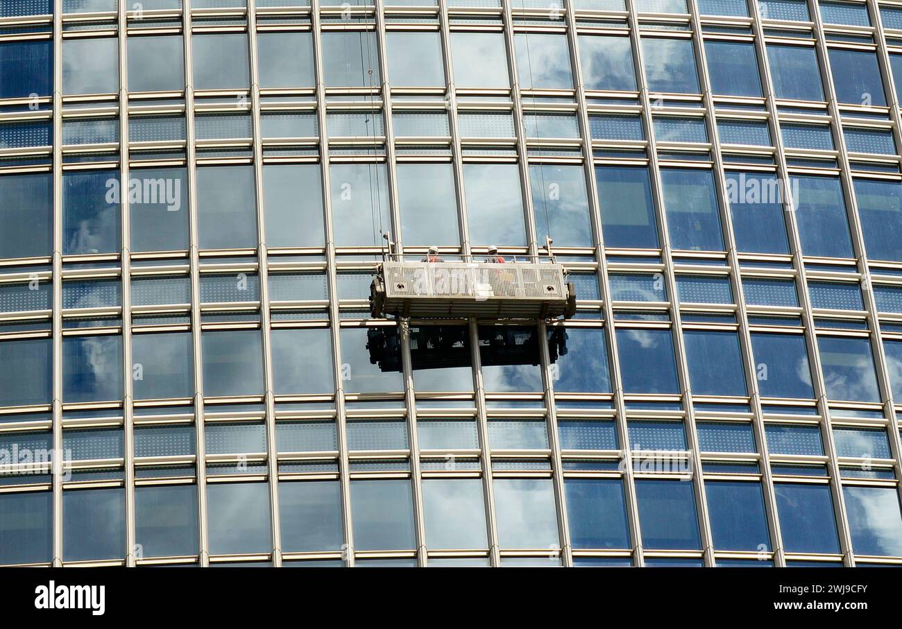 Cleaning skyscrapers hi-res stock photography and images - Alamy