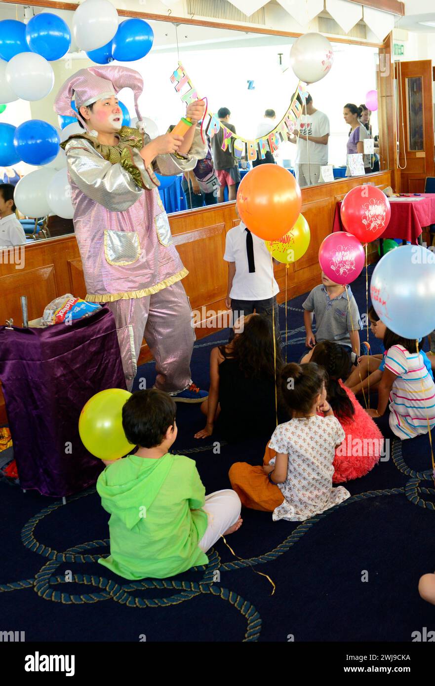 Clown entertaining children party hi-res stock photography and images ...