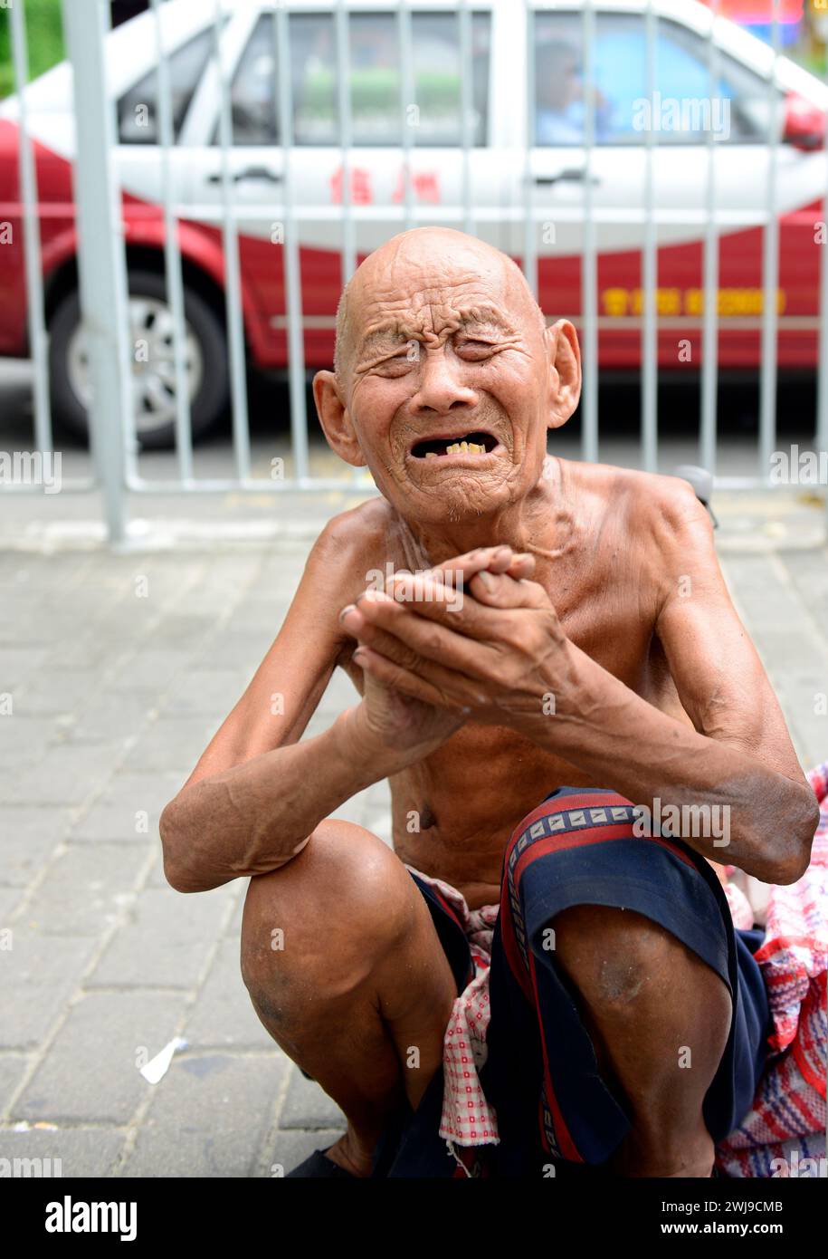 Portrait of a homeless old man crying for help Stock Photo - Alamy