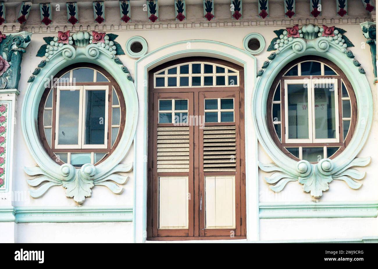 Colorful old buildings in Singapore Stock Photo - Alamy