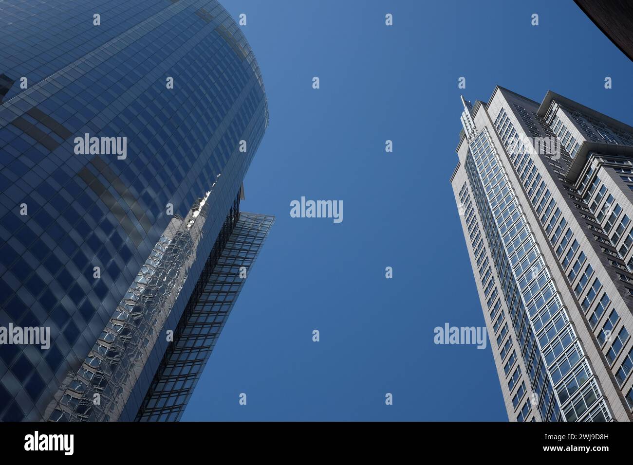 Smooth curved glass tower hi-res stock photography and images - Alamy