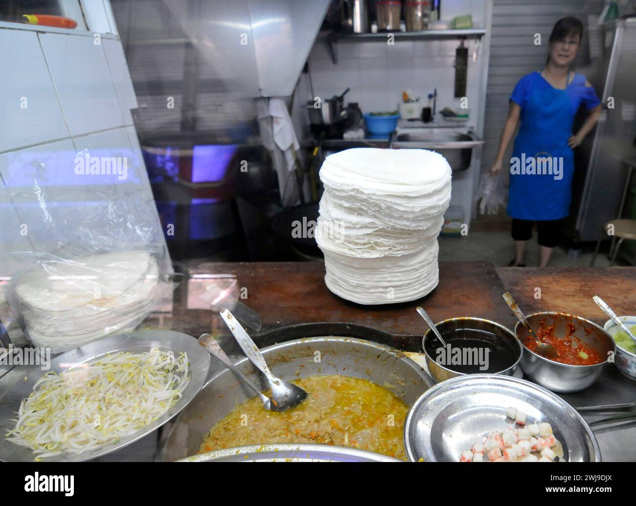 Popiah is a large spring roll popular in Singapore Stock Photo - Alamy