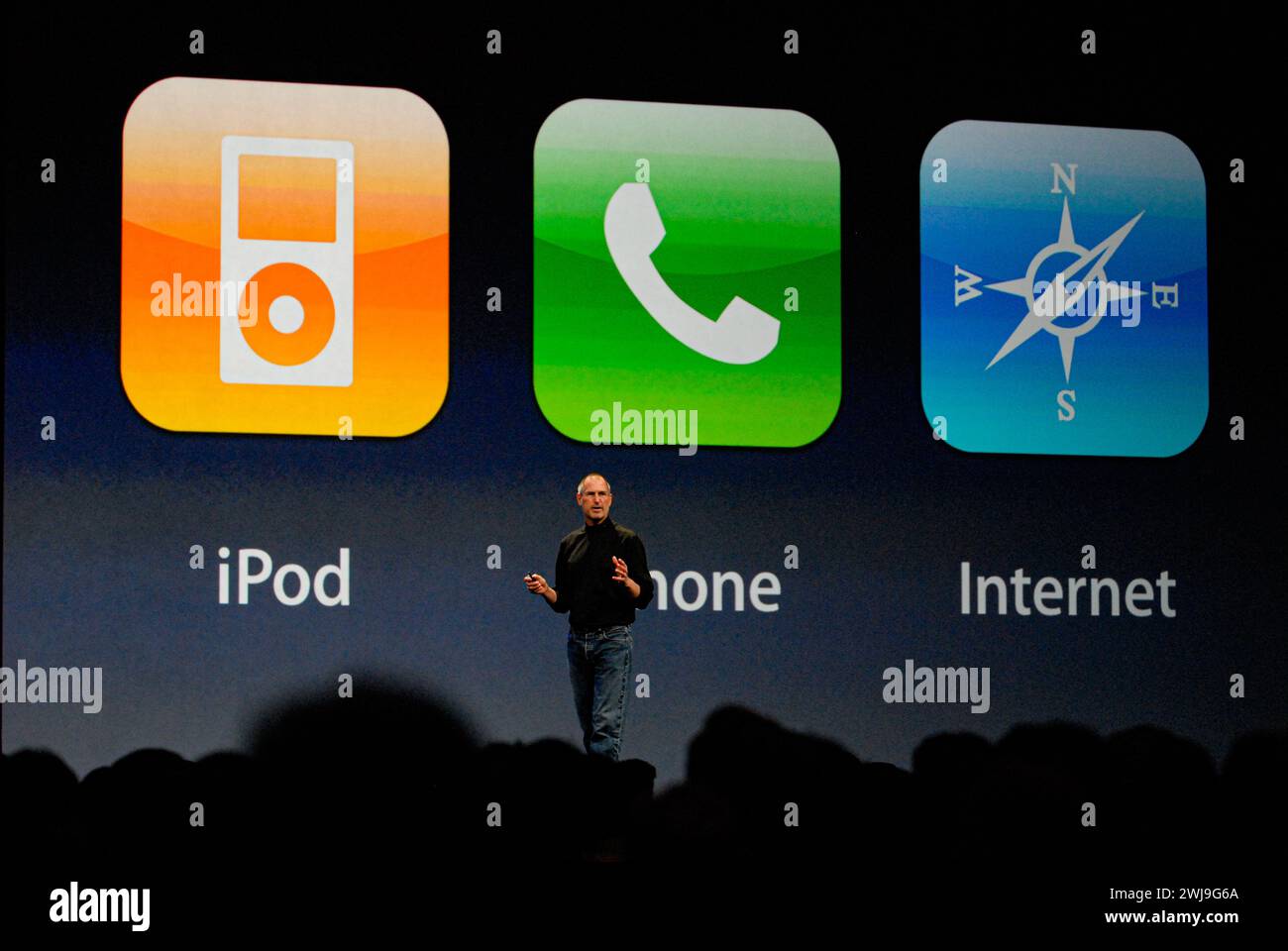 Steve jobs unveils iphone hi-res stock photography and images - Alamy