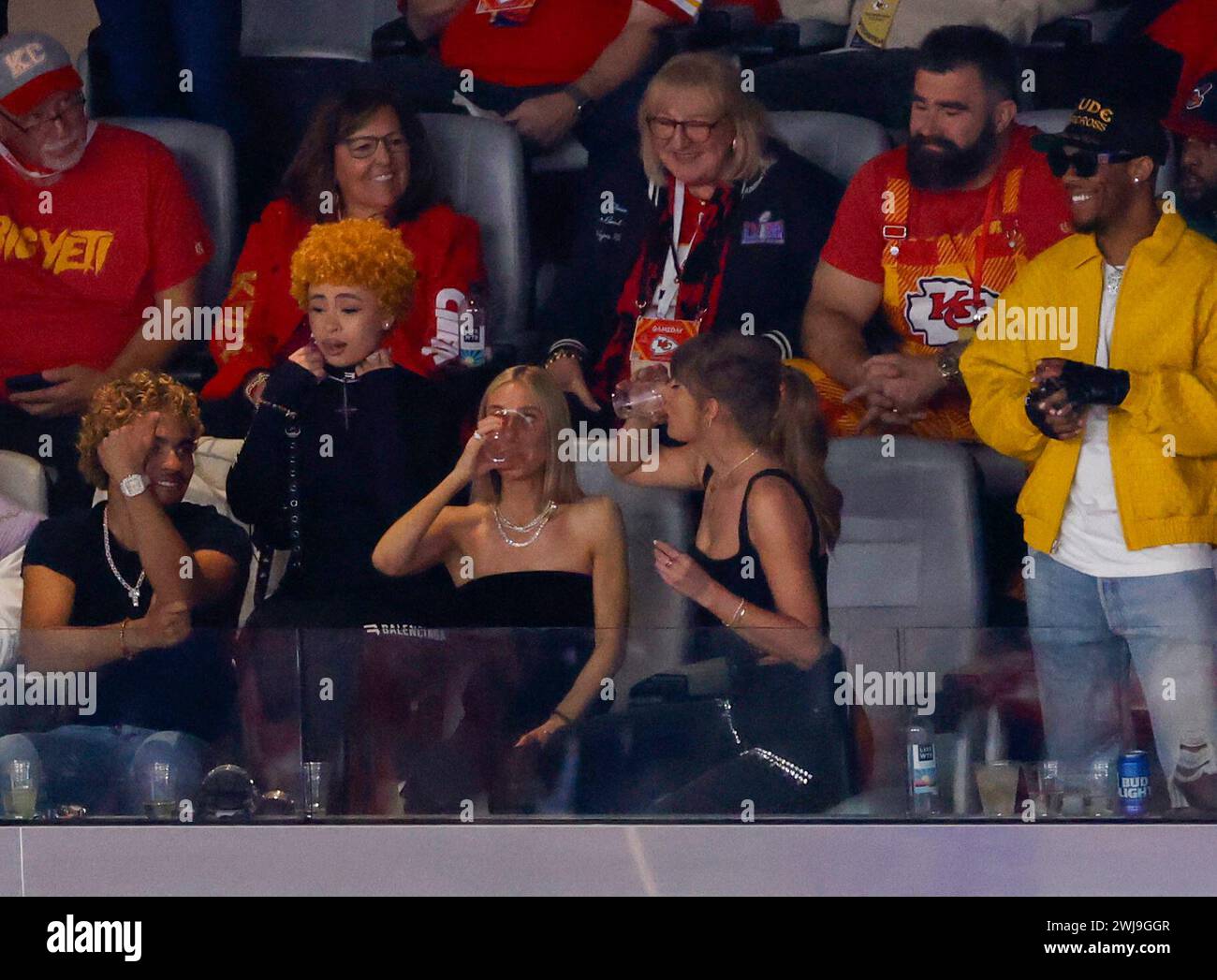 Taylor swift at chiefs game hi-res stock photography and images - Alamy