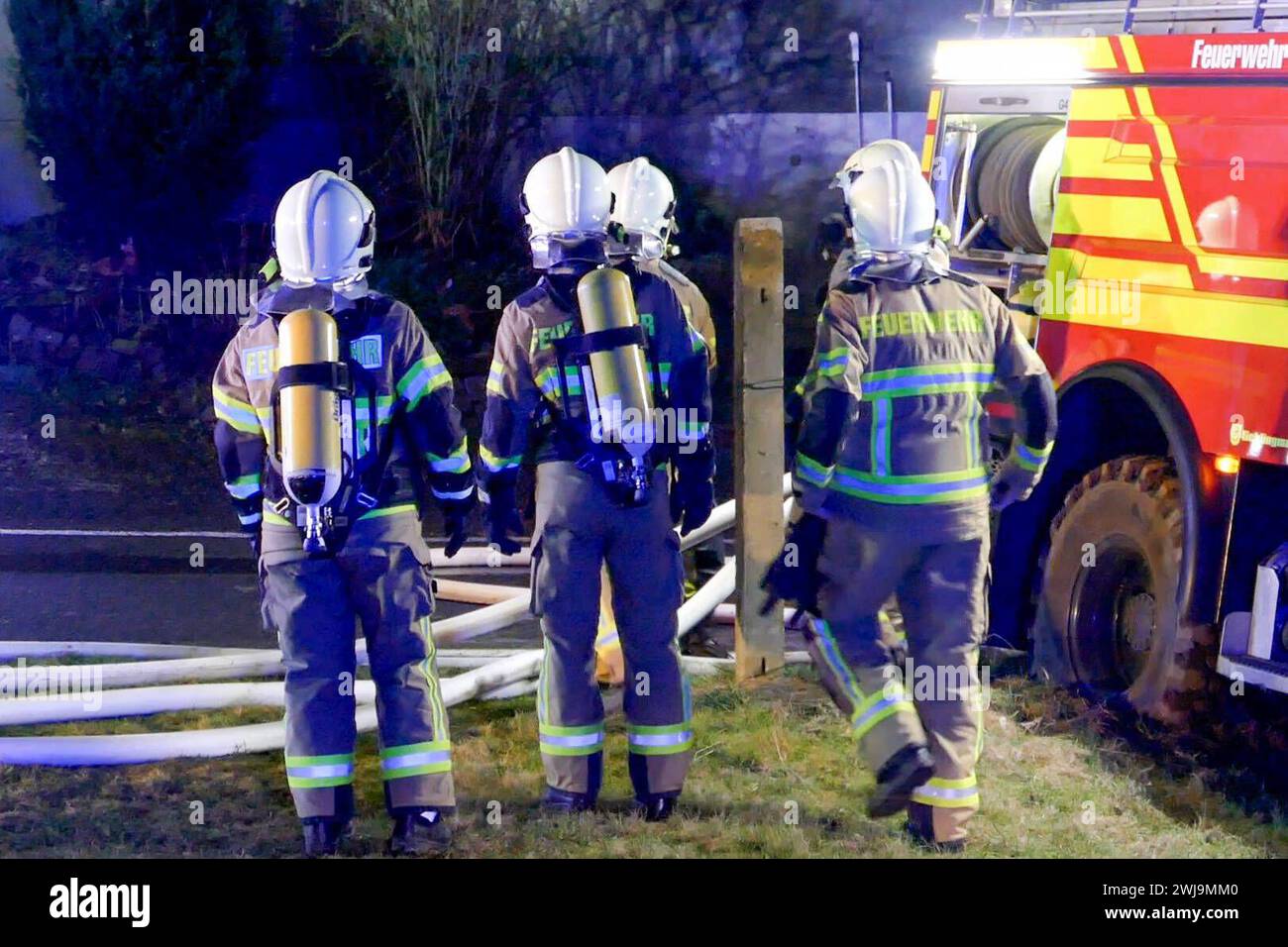 Grimma - Verheerender Großbrand auf Vierseitenhof Feuerwehr muss ...
