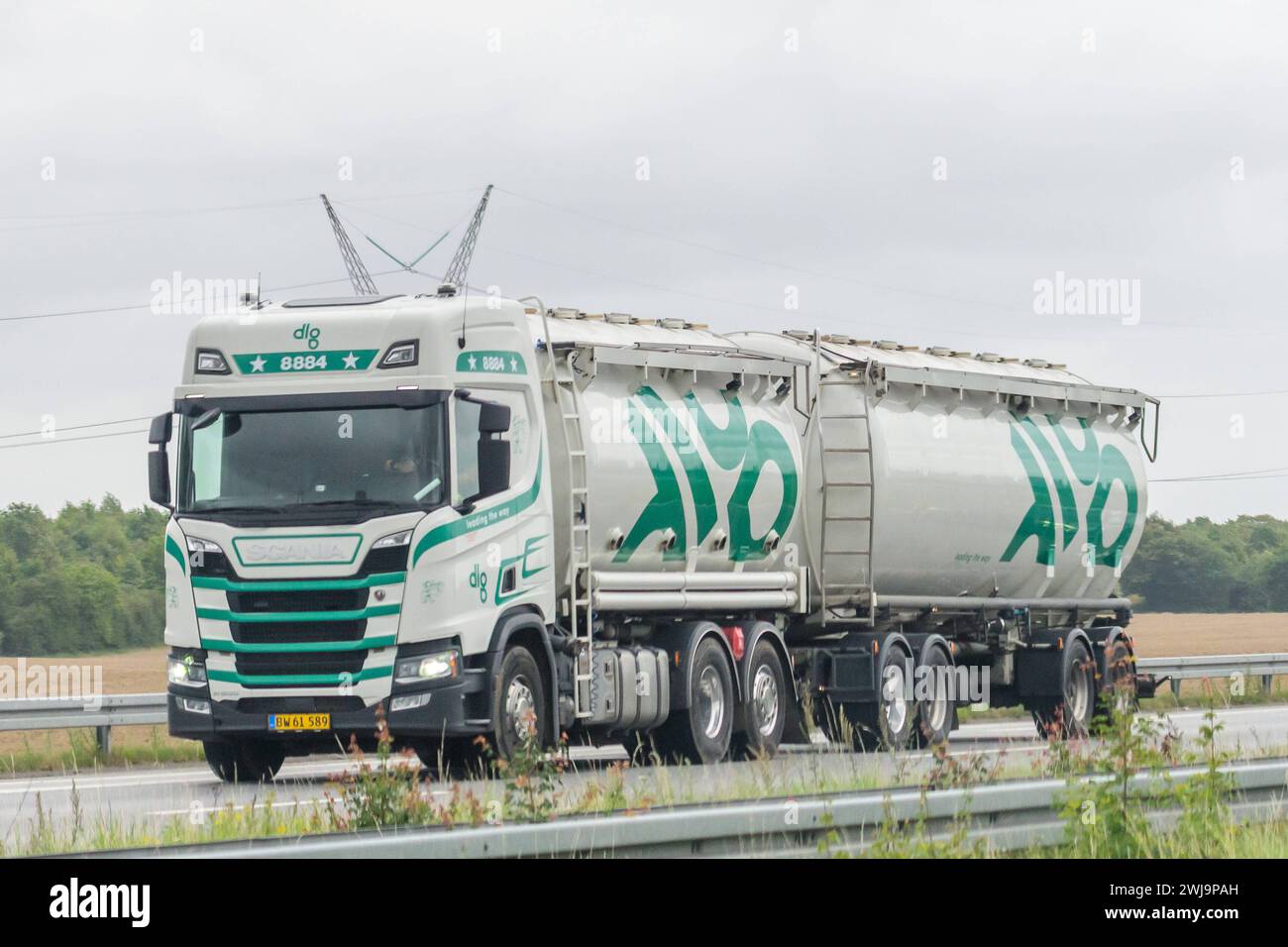 denmark, 07 aug 2023, scania silo truck on a highway *** dänemark, 07 ...