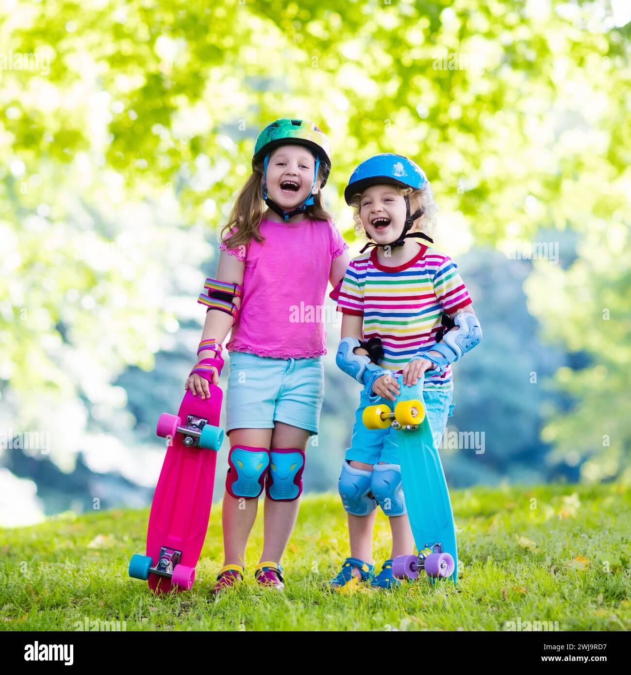 Skateboard fall help hi-res stock photography and images - Alamy
