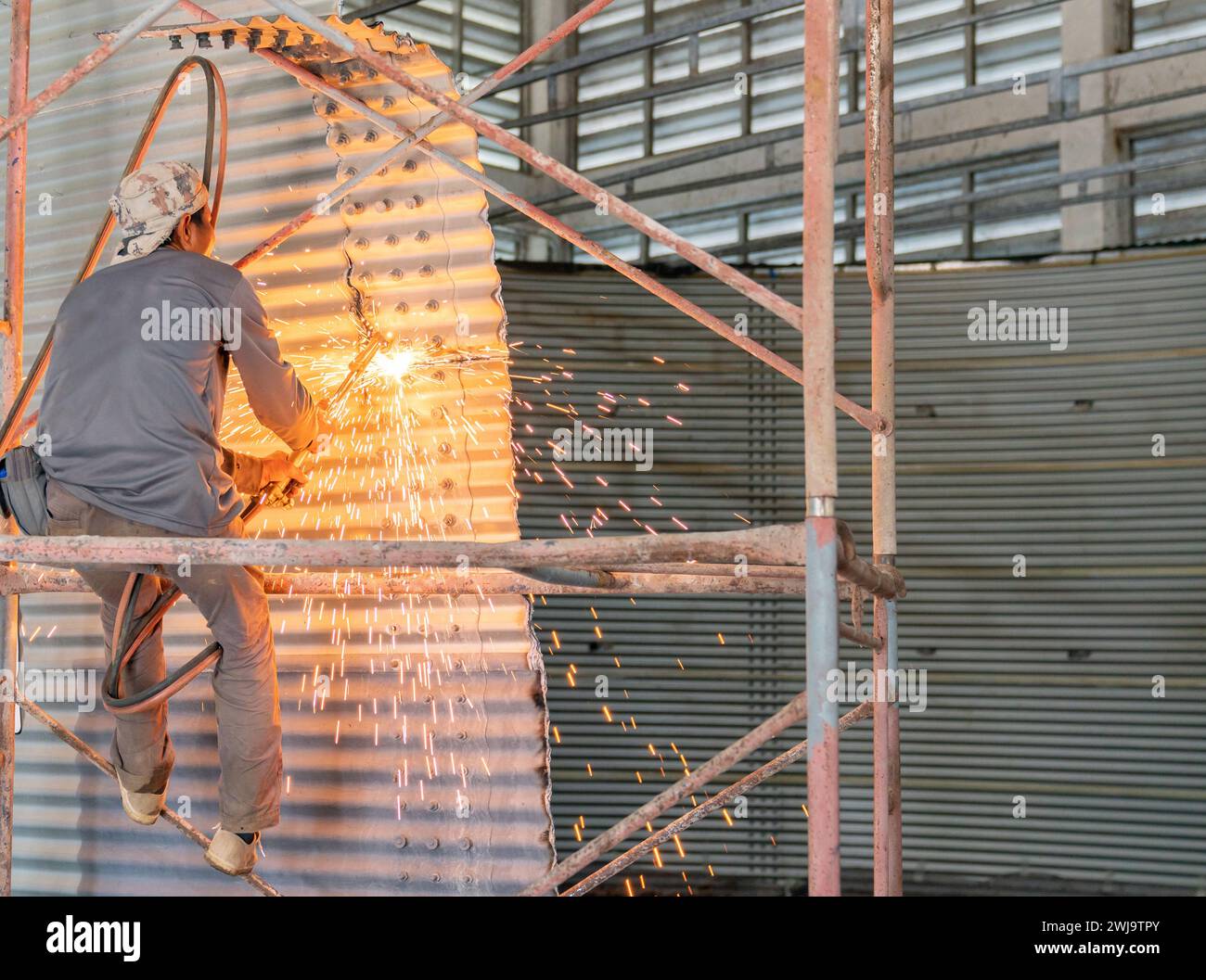 Worker cutting metal wall water tank with metal cutting torch Stock ...