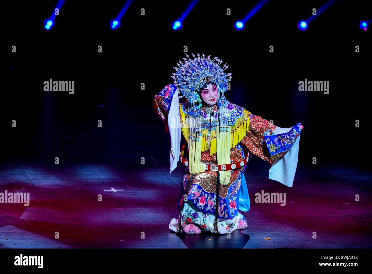 (240214) -- AUCKLAND, Feb. 14, 2024 (Xinhua) -- Peking Opera artist Wenge Hu, who is the third ...