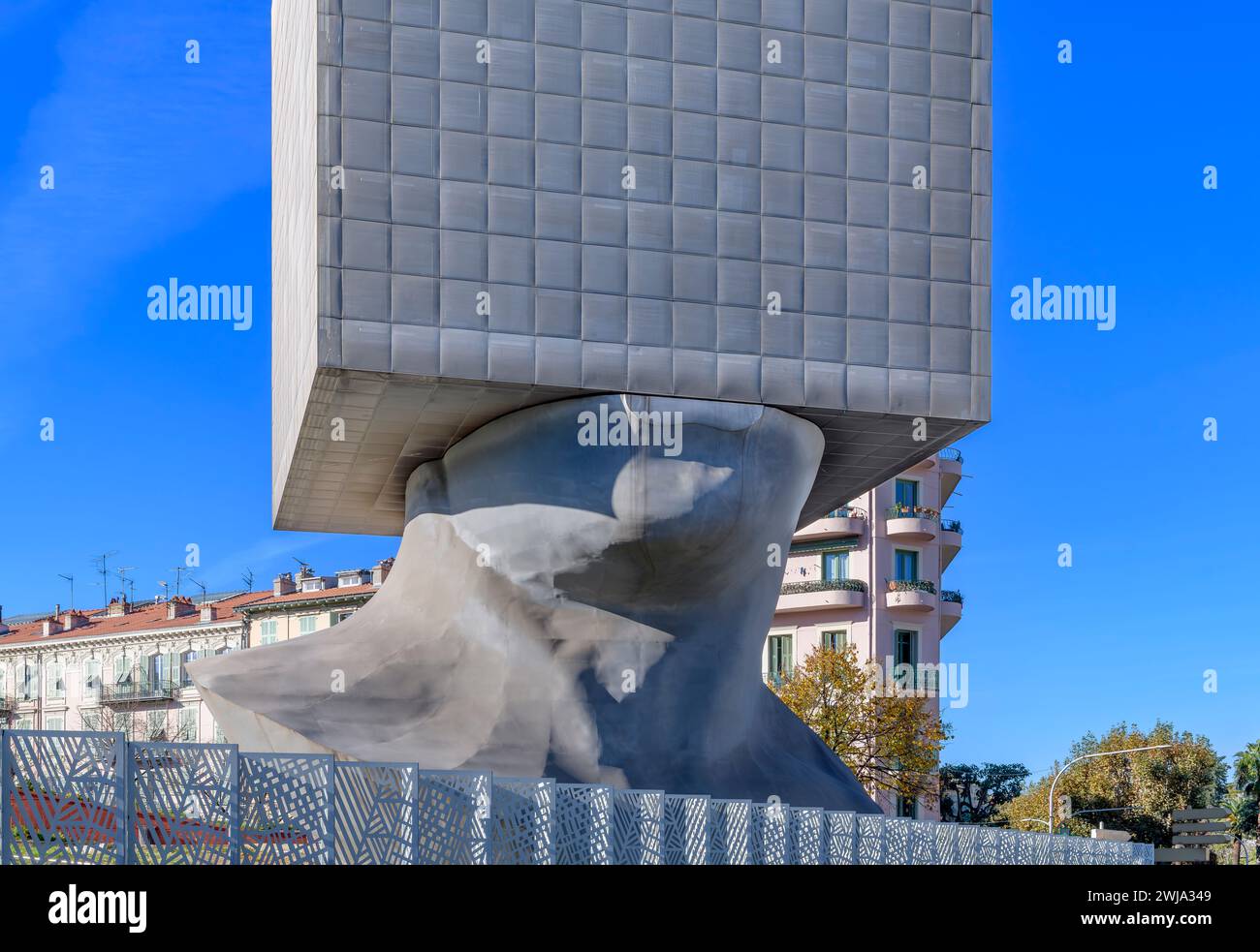 Square Head (Tête Carrée) library, Nice. Called "Thinking Inside the ...