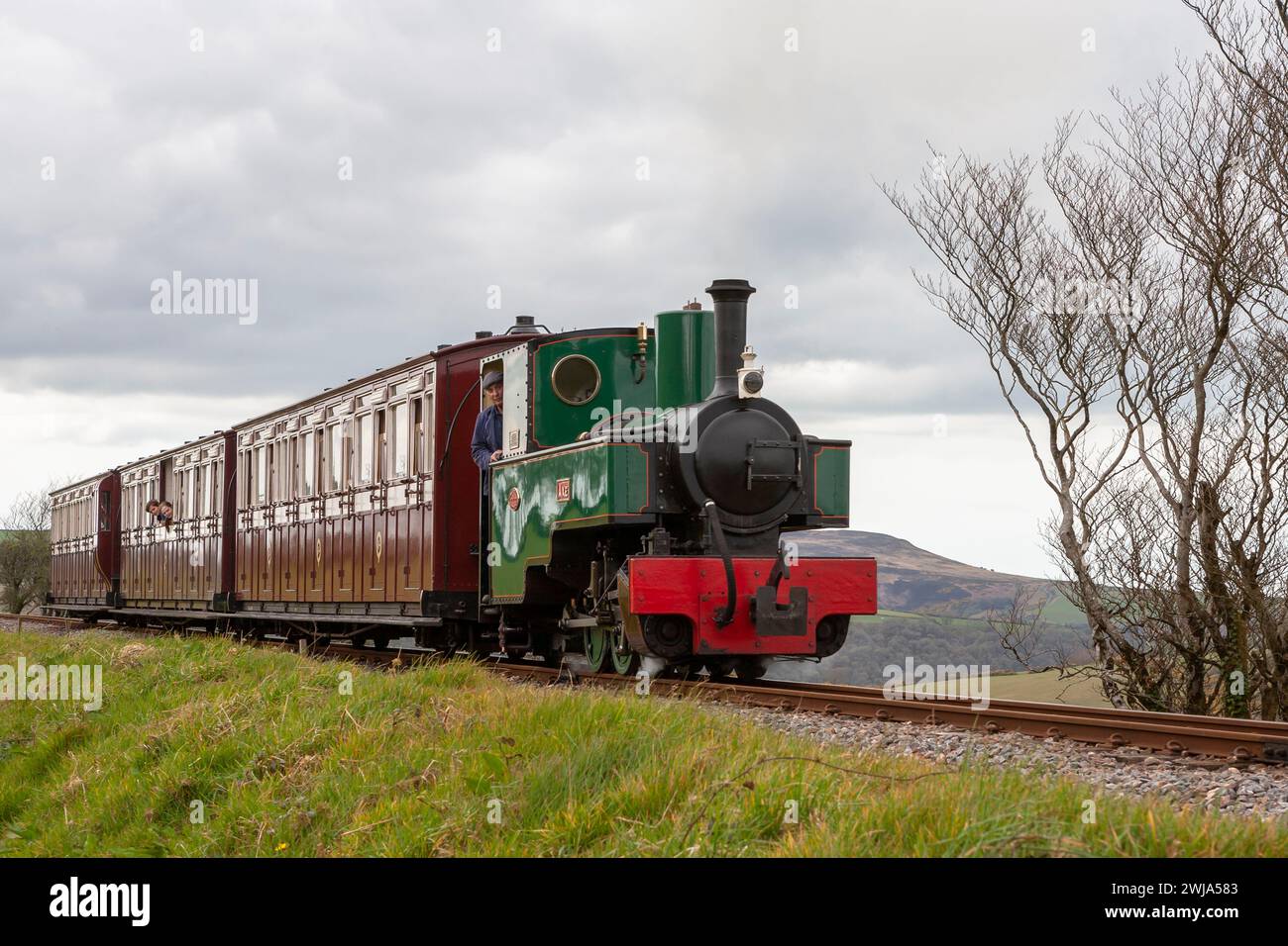 Train approaching Woody Bay station on the Lynton and Barnstaple ...