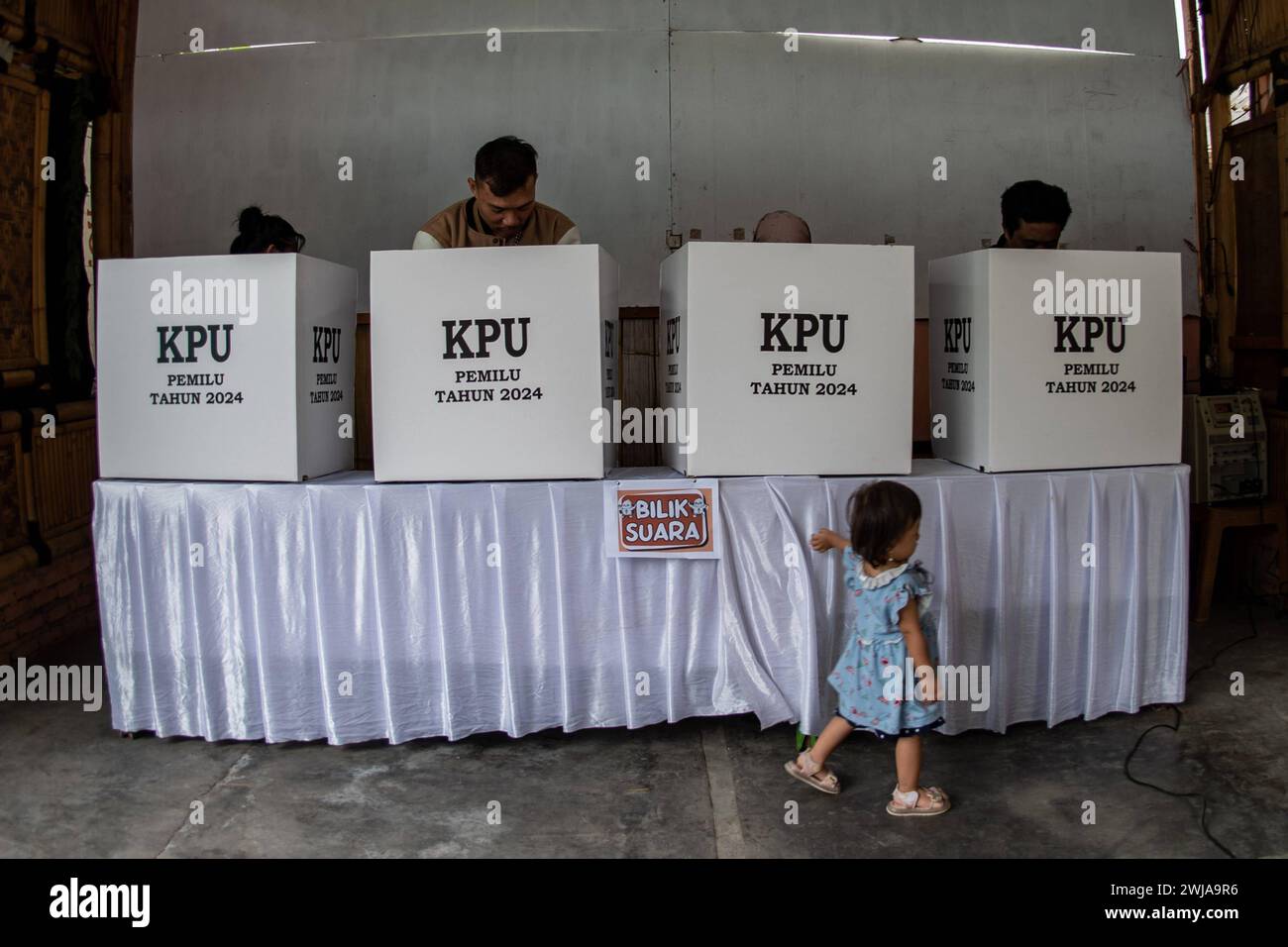 INDONESIA GENERAL ELECTION Residents vote during the general election ...
