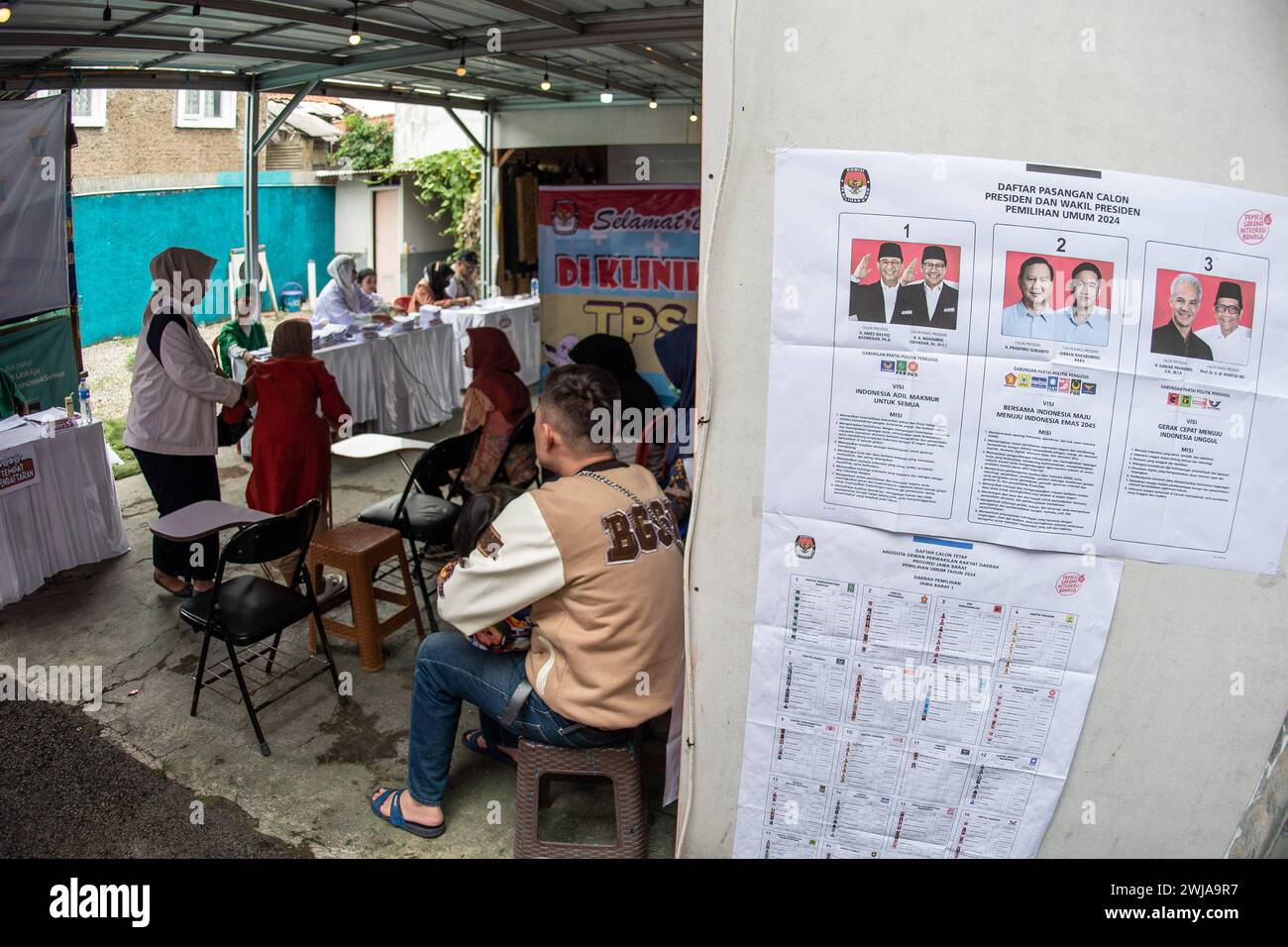INDONESIA GENERAL ELECTION Residents queue to vote during the general ...