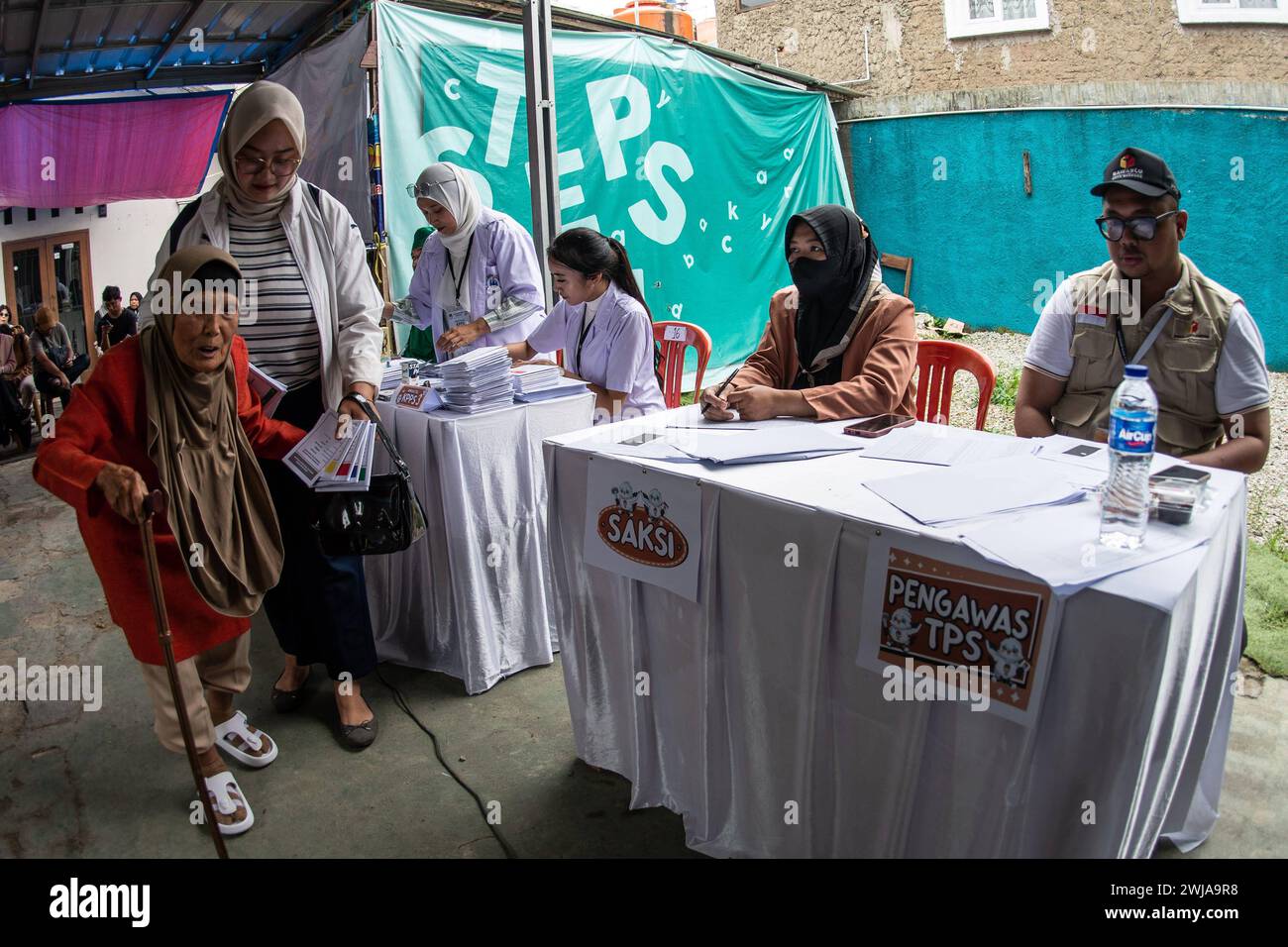 INDONESIA GENERAL ELECTION Residents vote during the general election ...
